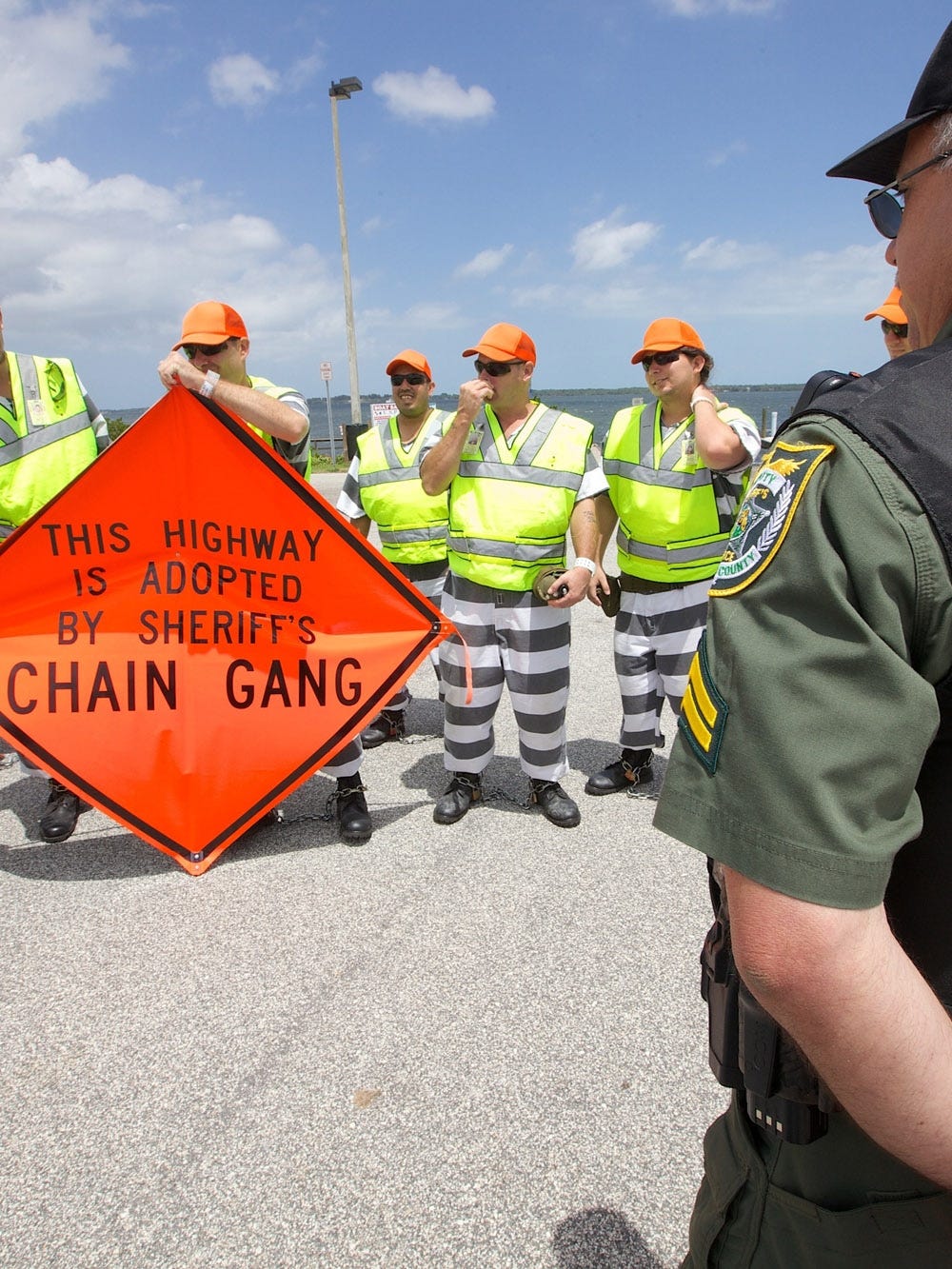Florida sheriff reintroduces chain gang