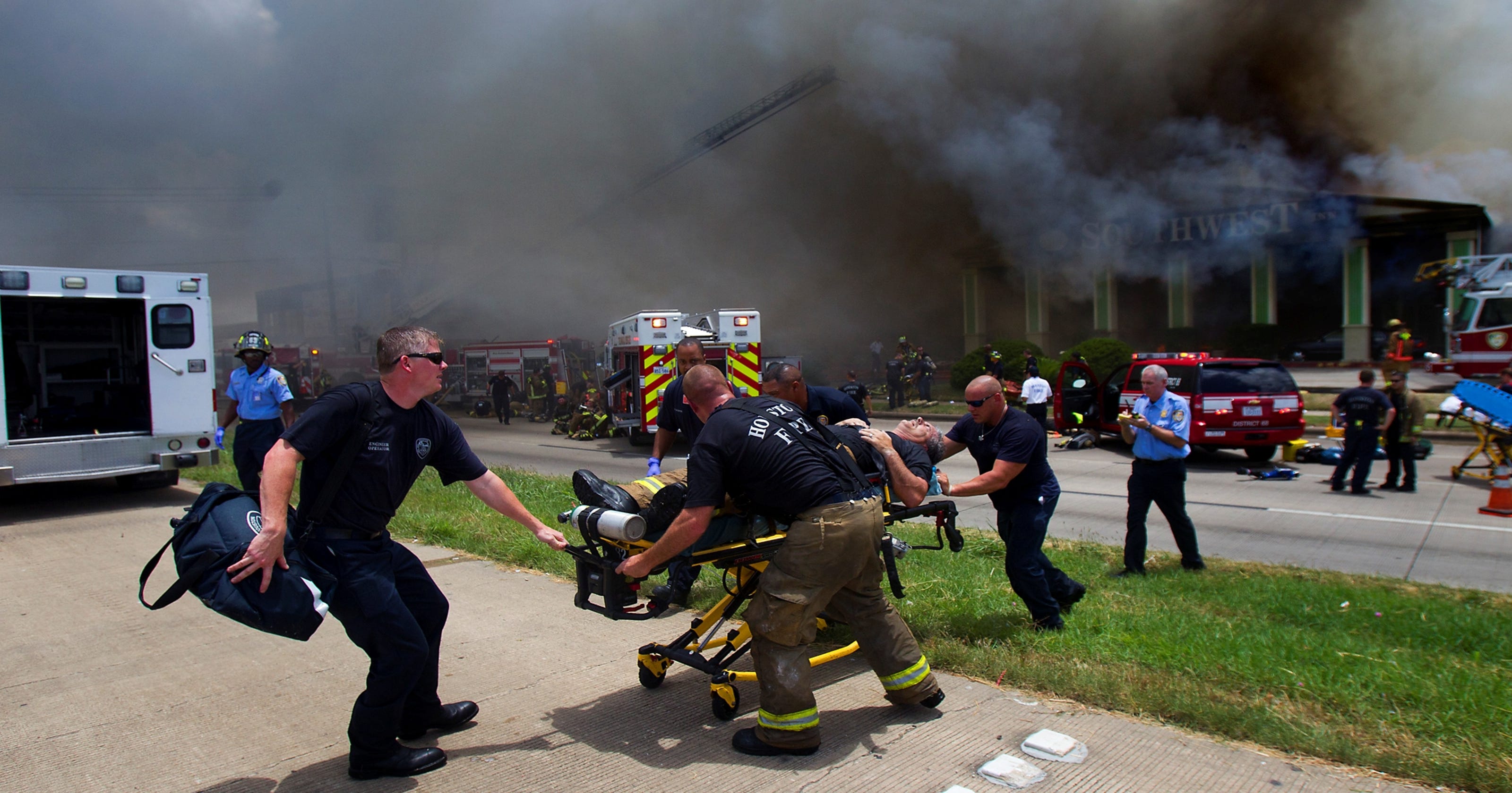 Four firefighters die, 5 hurt battling Houston blaze