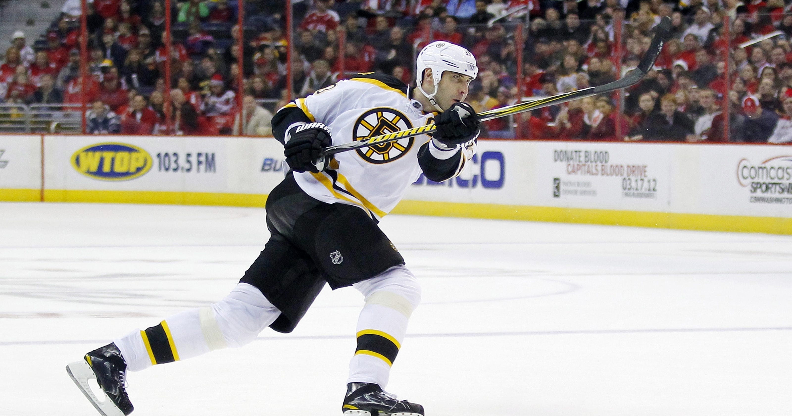 Bruins' Zdeno Chara leads day's exodus to Europe