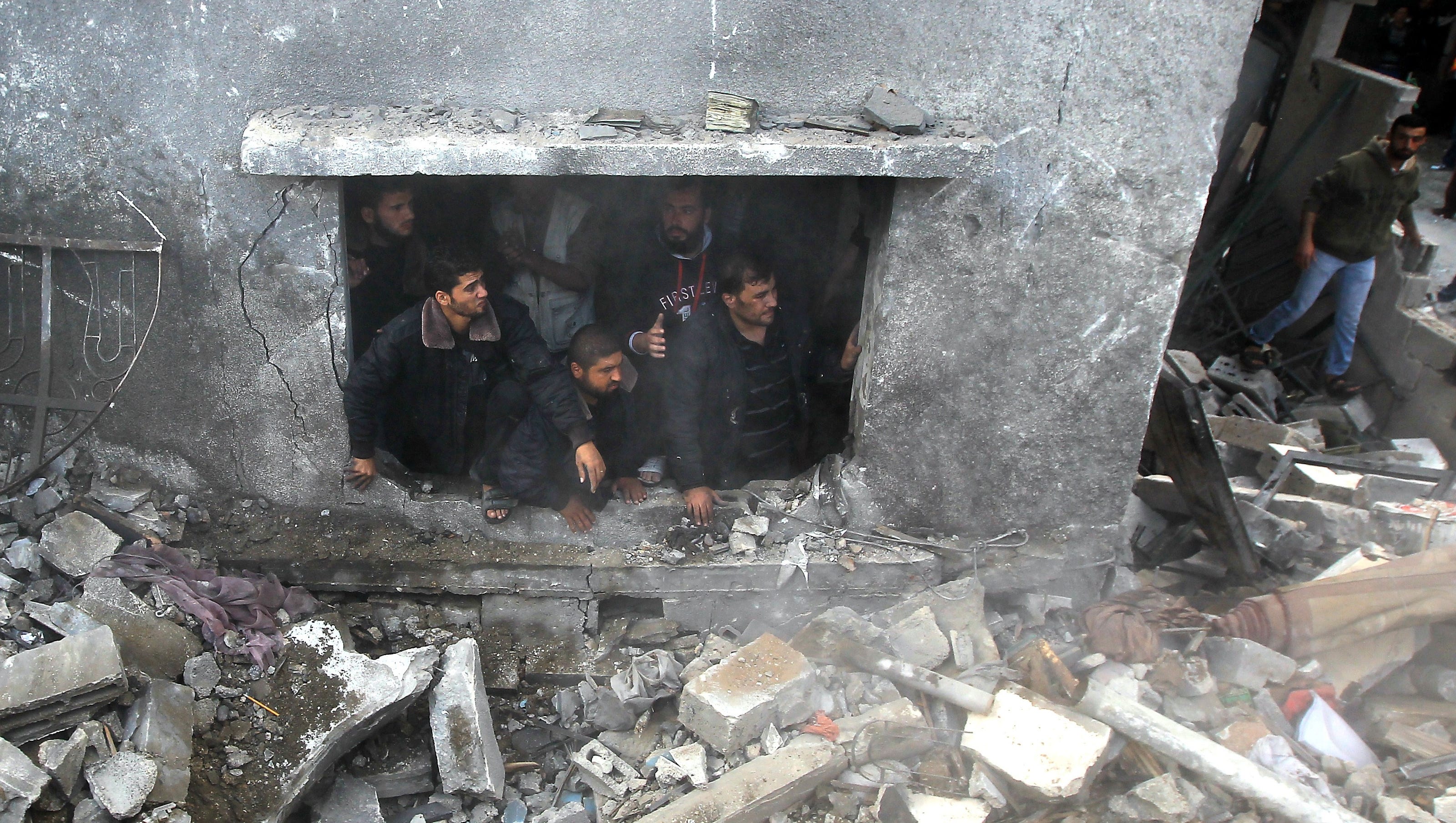 Israel Egypt Talk Gaza Cease Fire As Strikes Widen