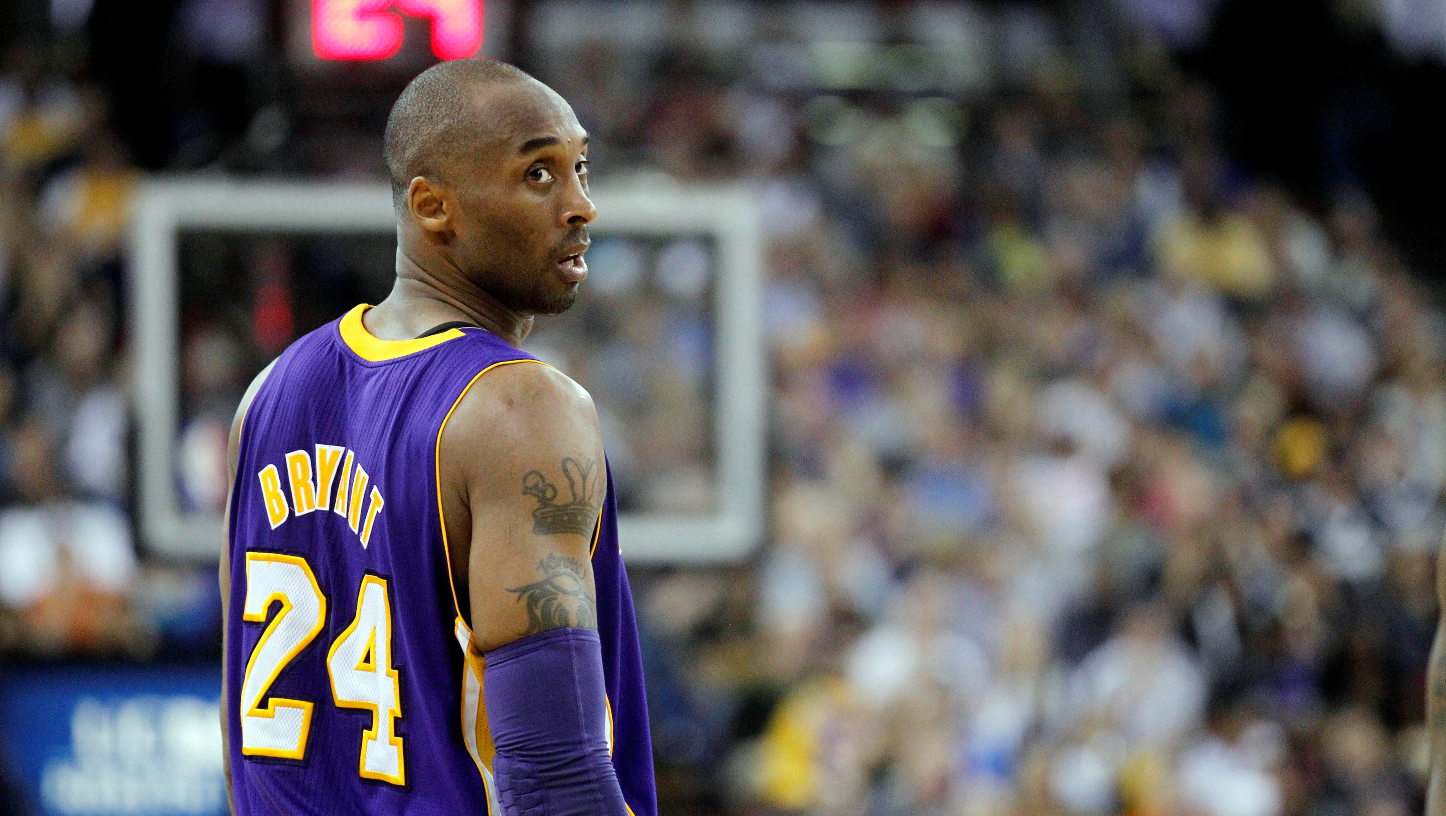 Kobe Bryant moves up all-time scoring list as Lakers get crucial win