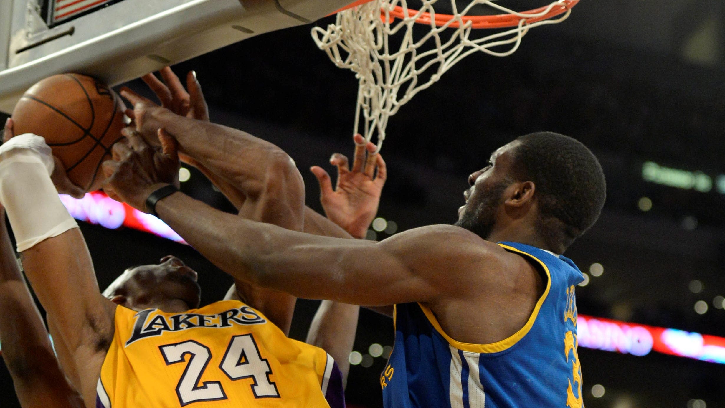 Lakers survive Kobe Bryant injury in crucial victory