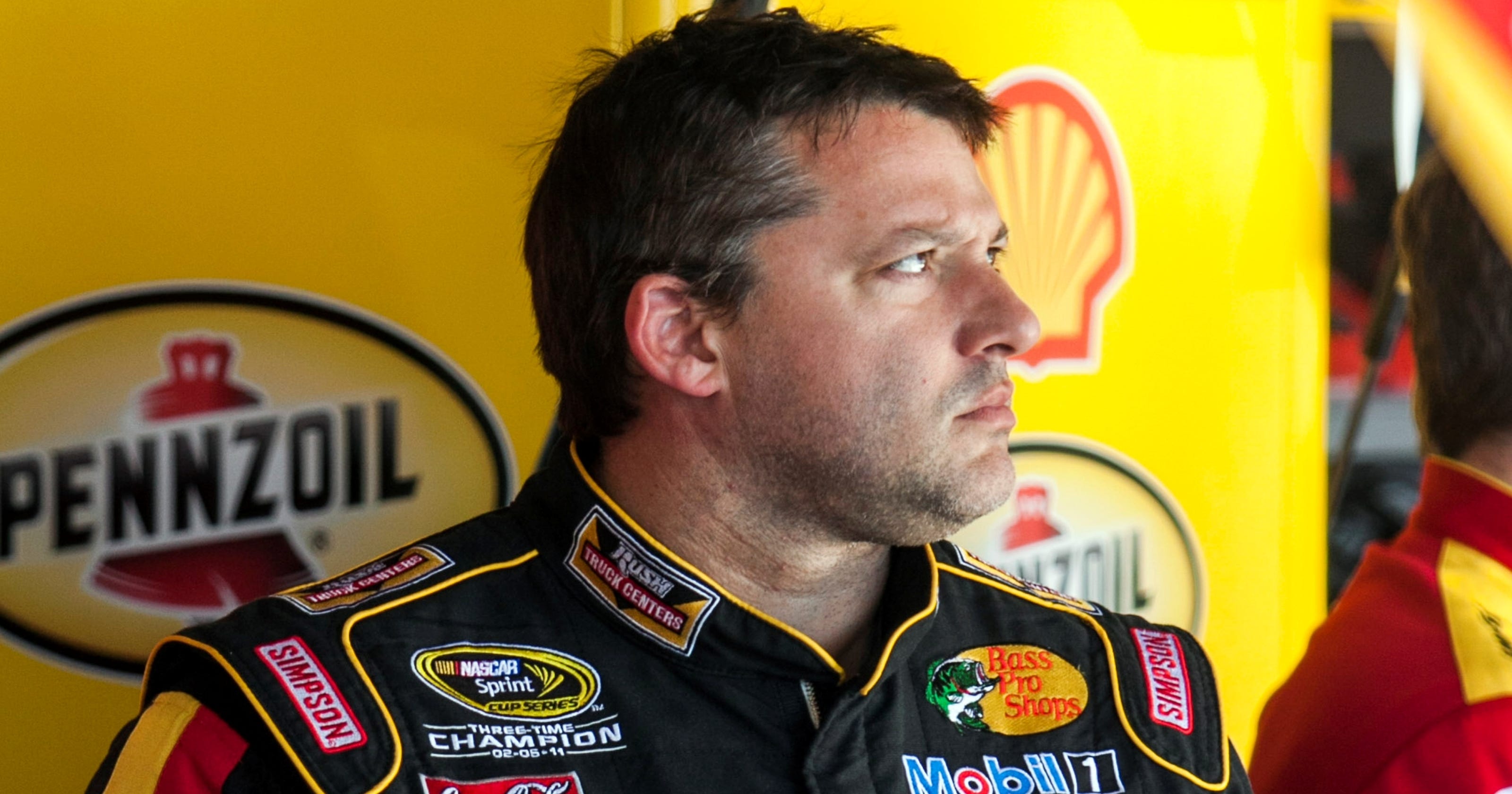 Tony Stewart among Sprint Cup drivers racing on dirt
