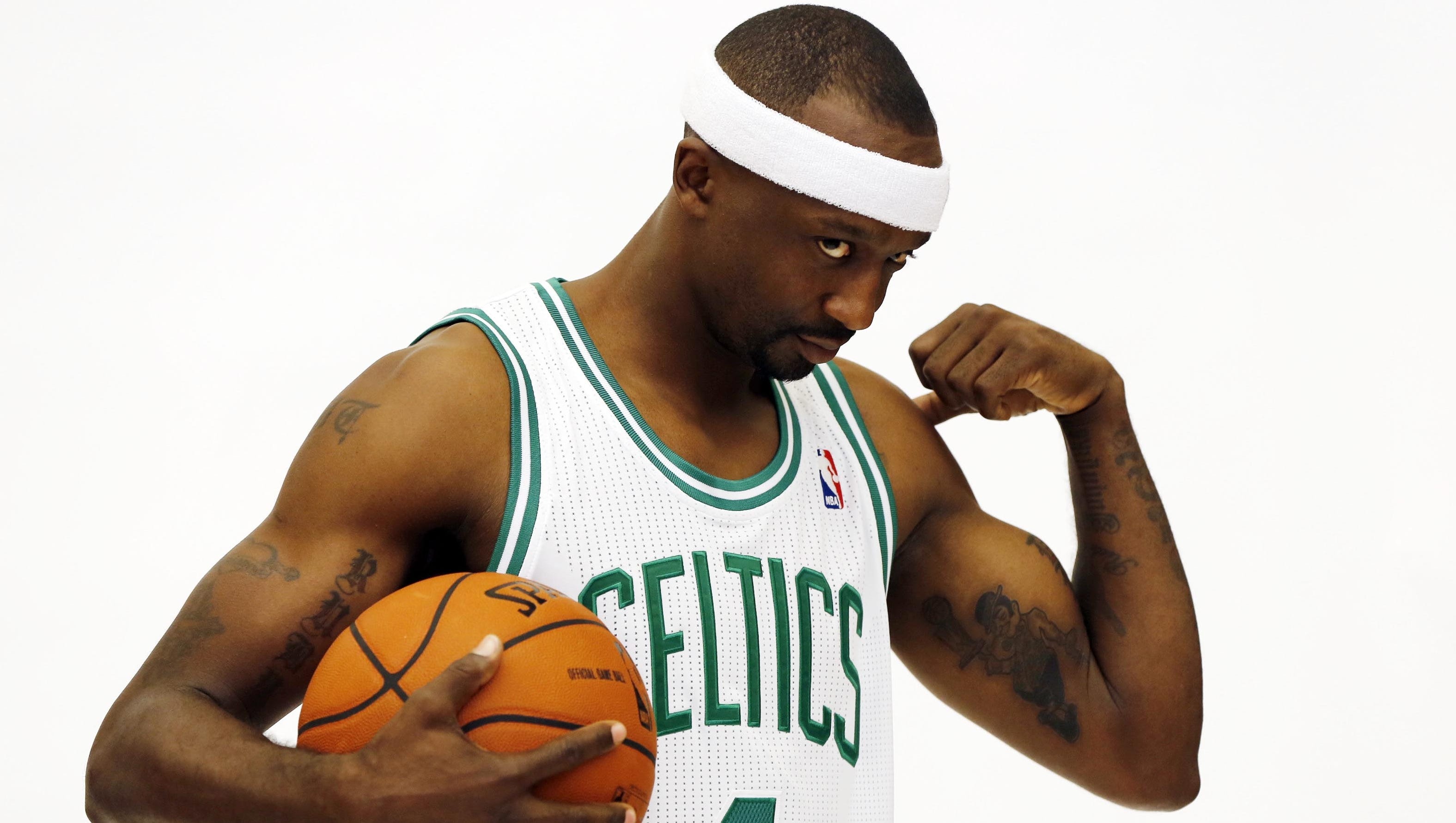 Video: Celtic Jason Terry collects autographs in Boston