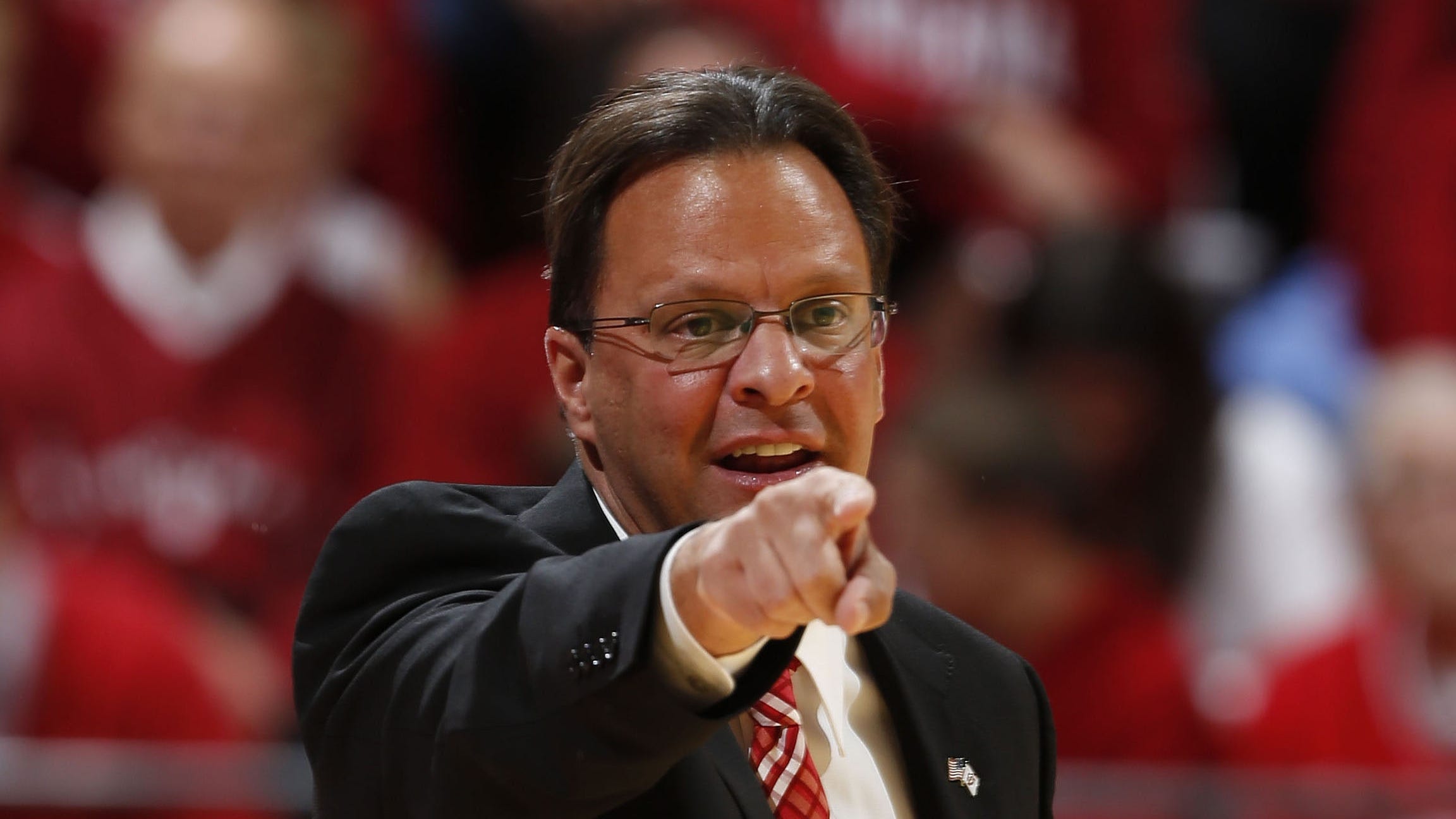 Indiana's Tom Crean drops gum on floor, chews (VIDEO)