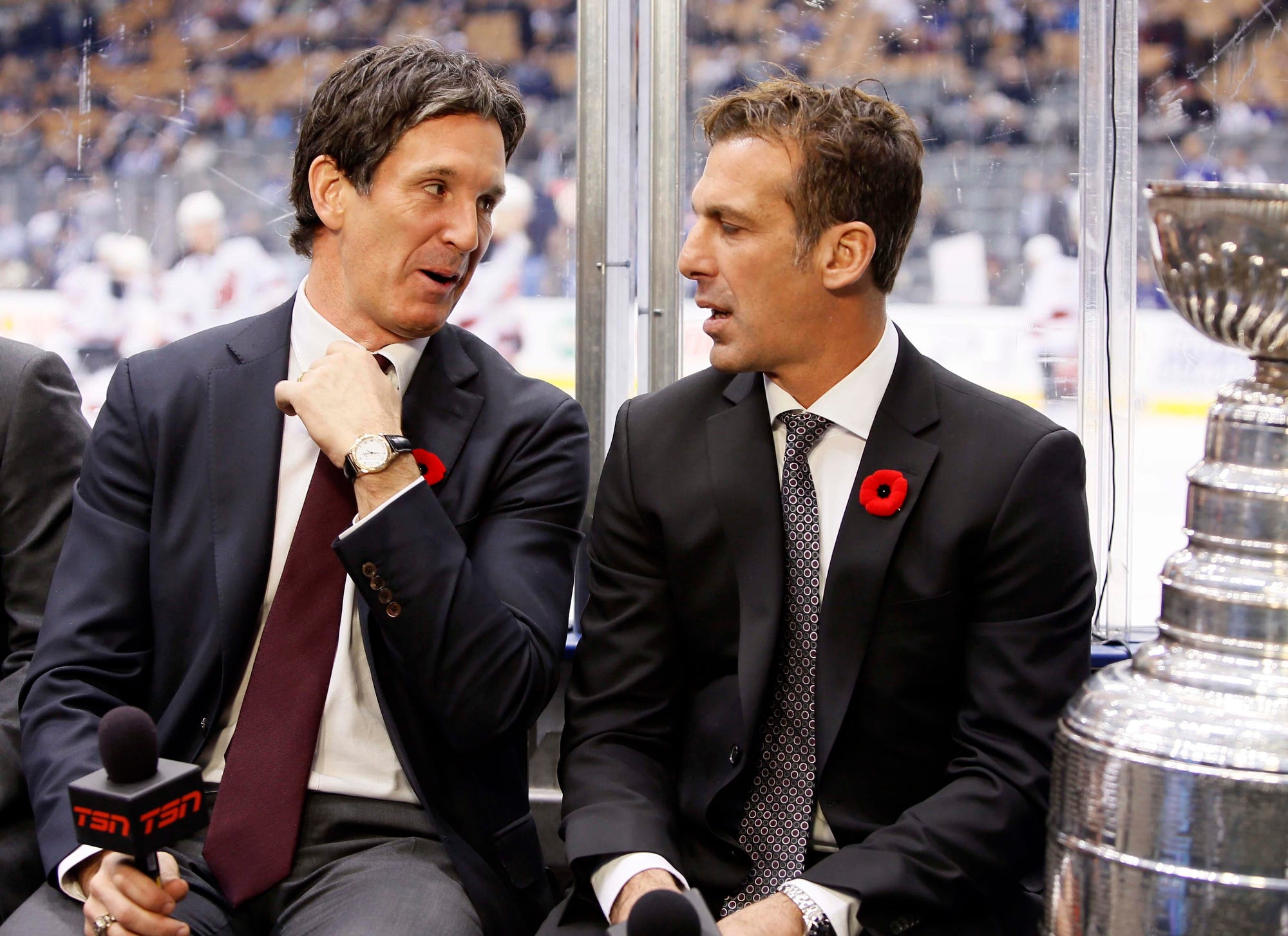 Chris Chelios joins Chicago Blackhawks after leaving Red Wings