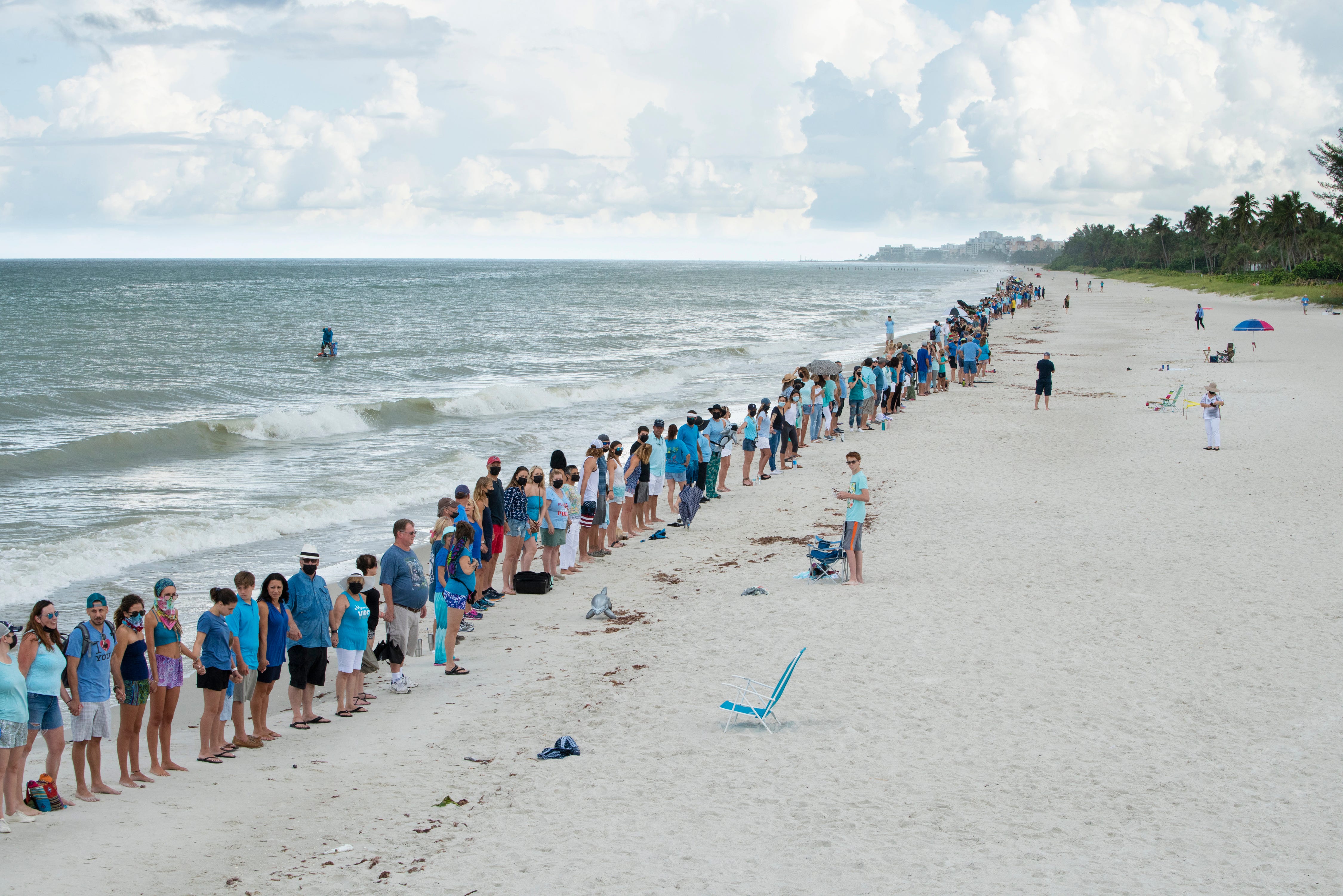 Florida algae crisis: Hundreds join arms in Naples against red tide bloom