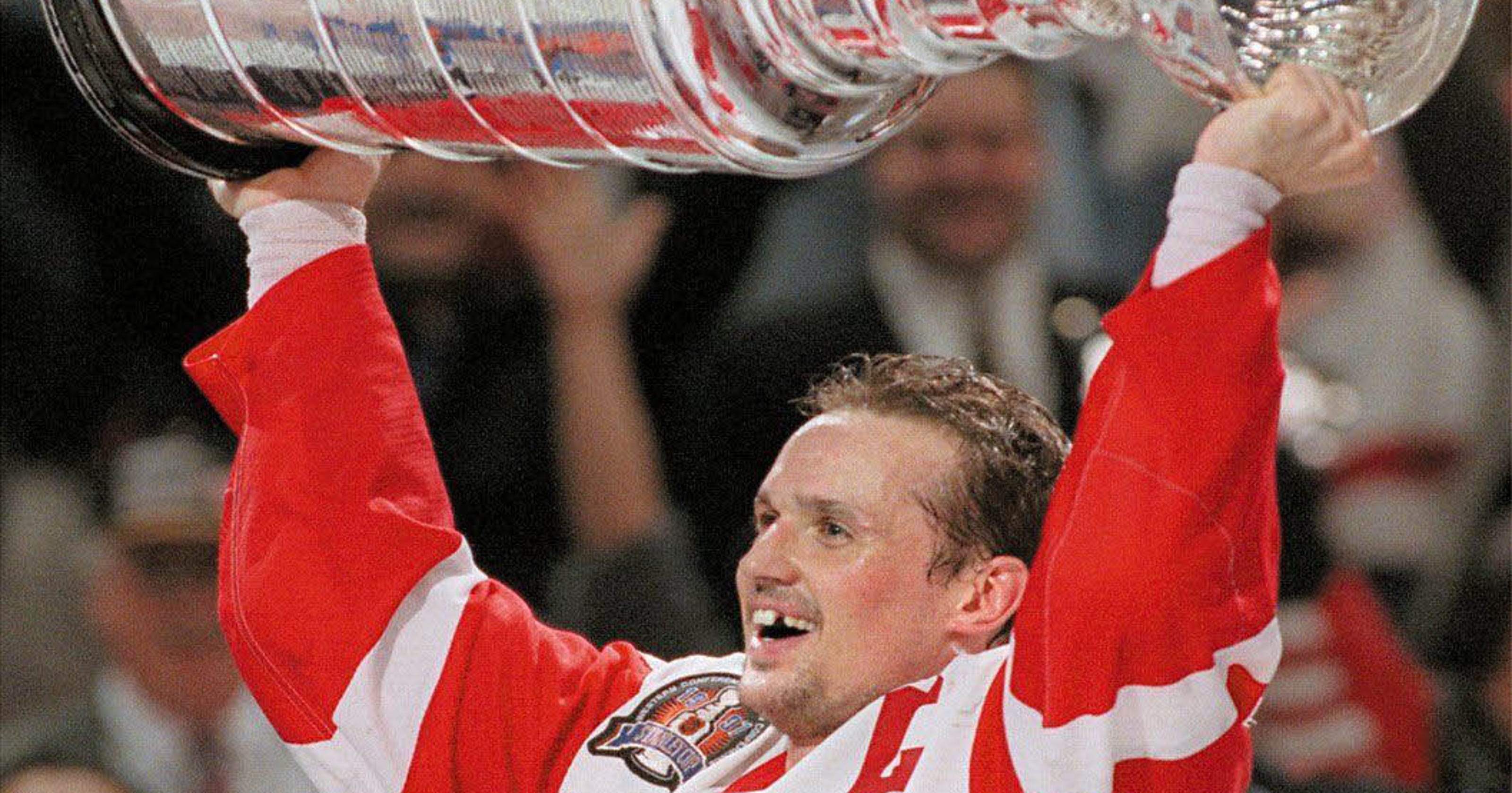 Steve Yzerman to step aside in Tampa Bay