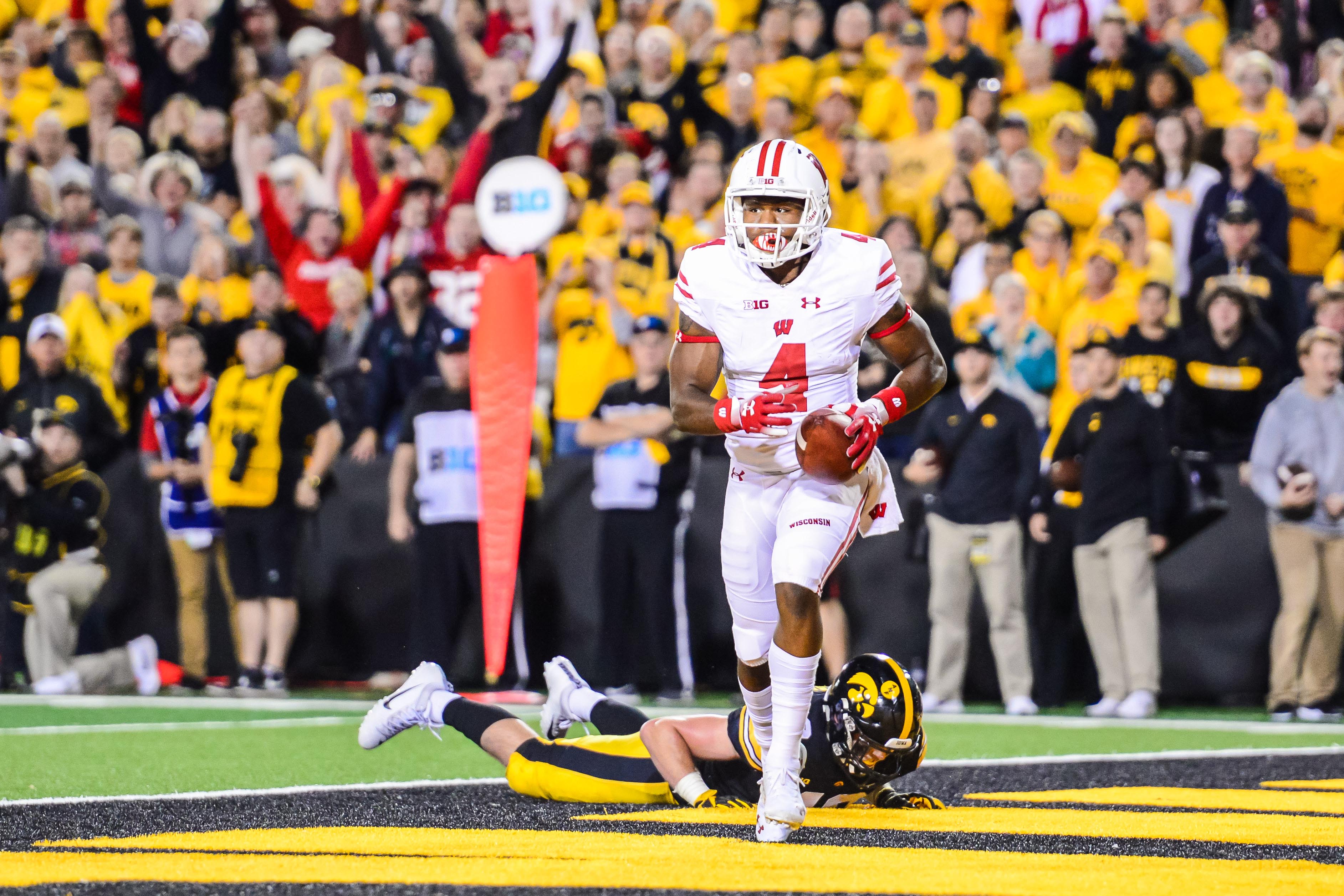 Referee provides lead block as Georgia scores touchdown vs. Missouri