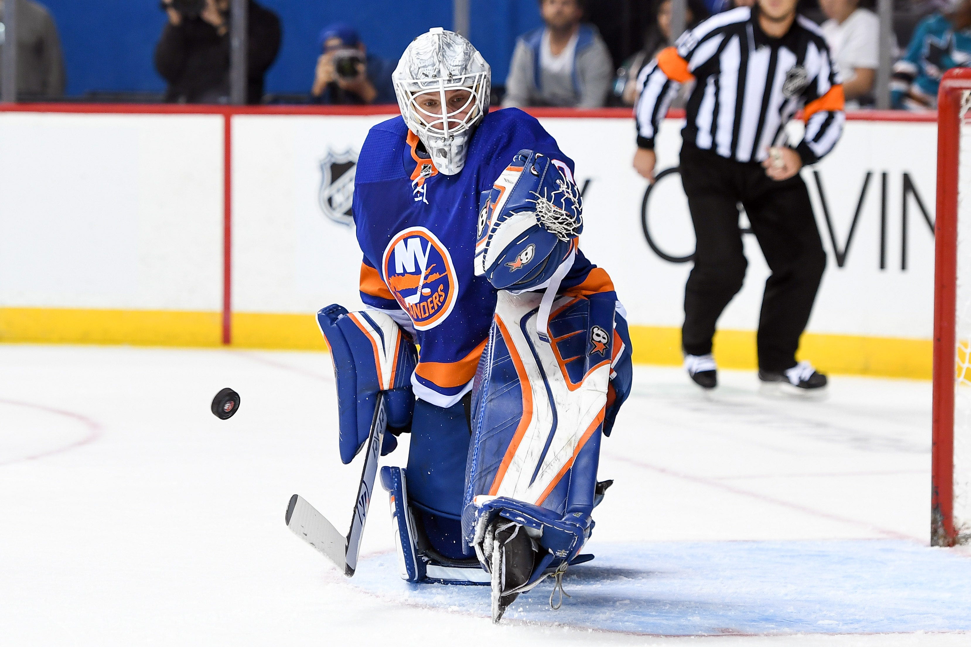 Islanders' Robin Lehner blanks Sharks in first game since panic attack