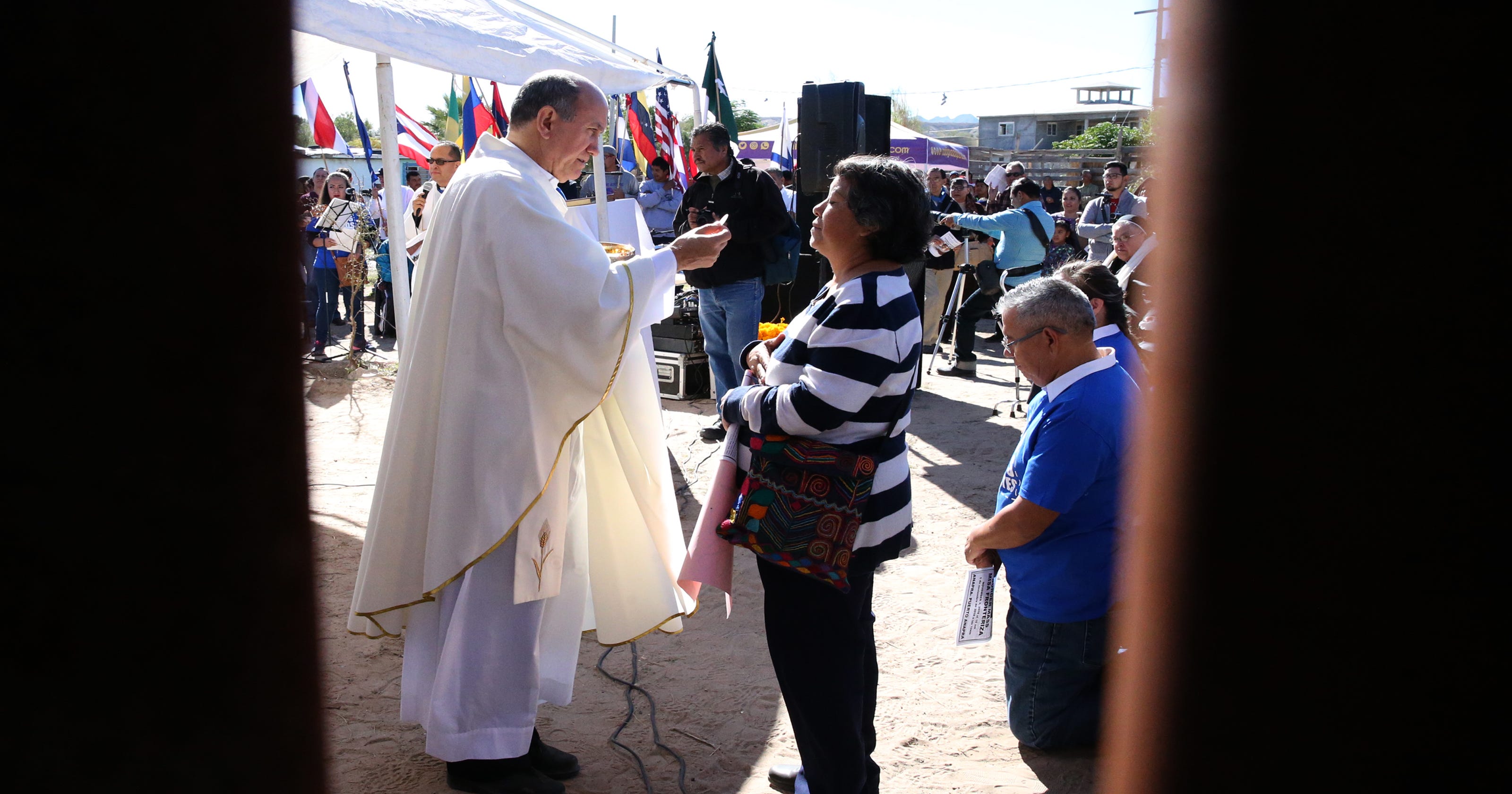 Border Mass draws El Paso, Juarez, NM faithful amid migrant crisis