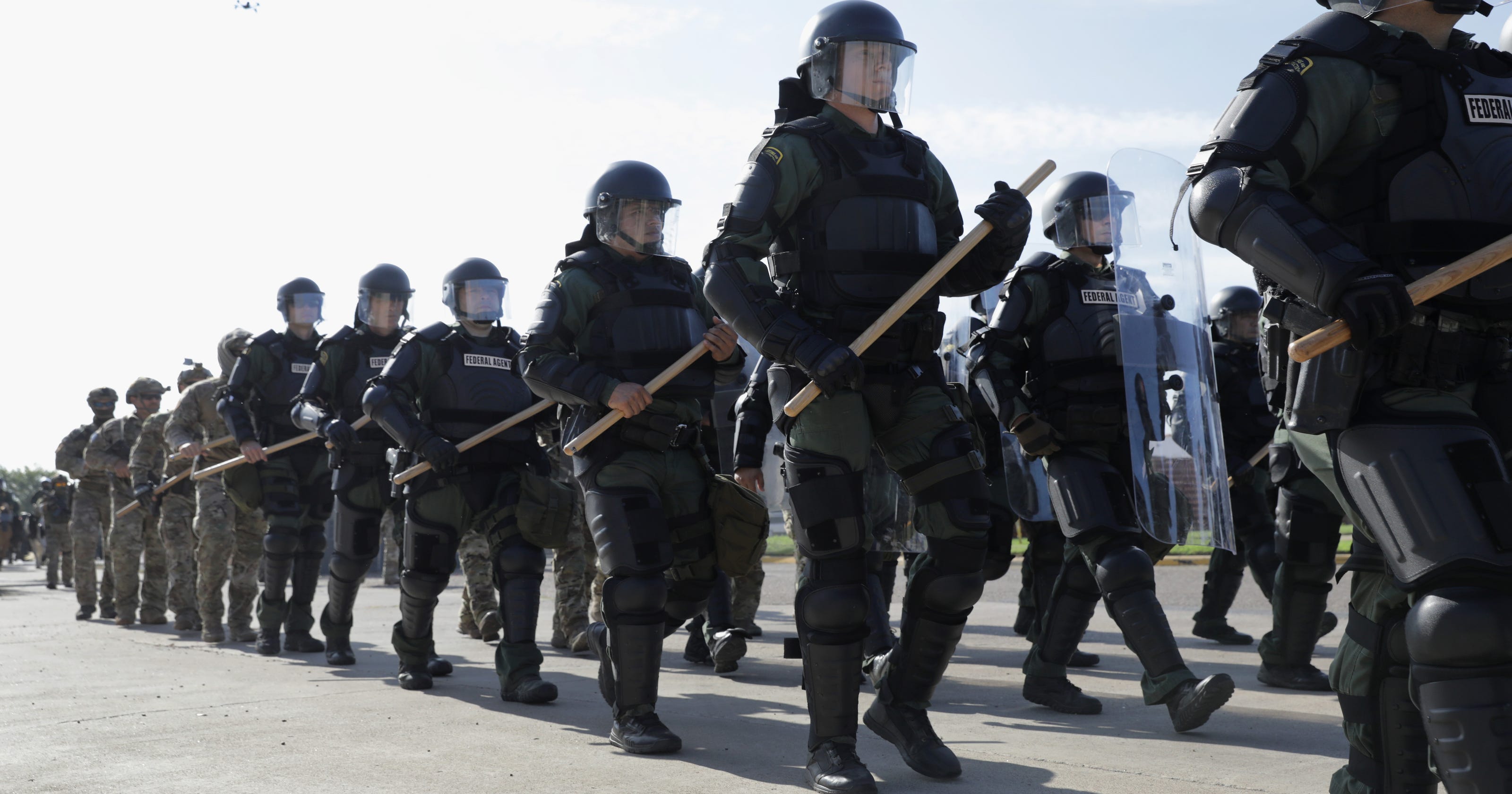 Troops deploy to US-Mexico border