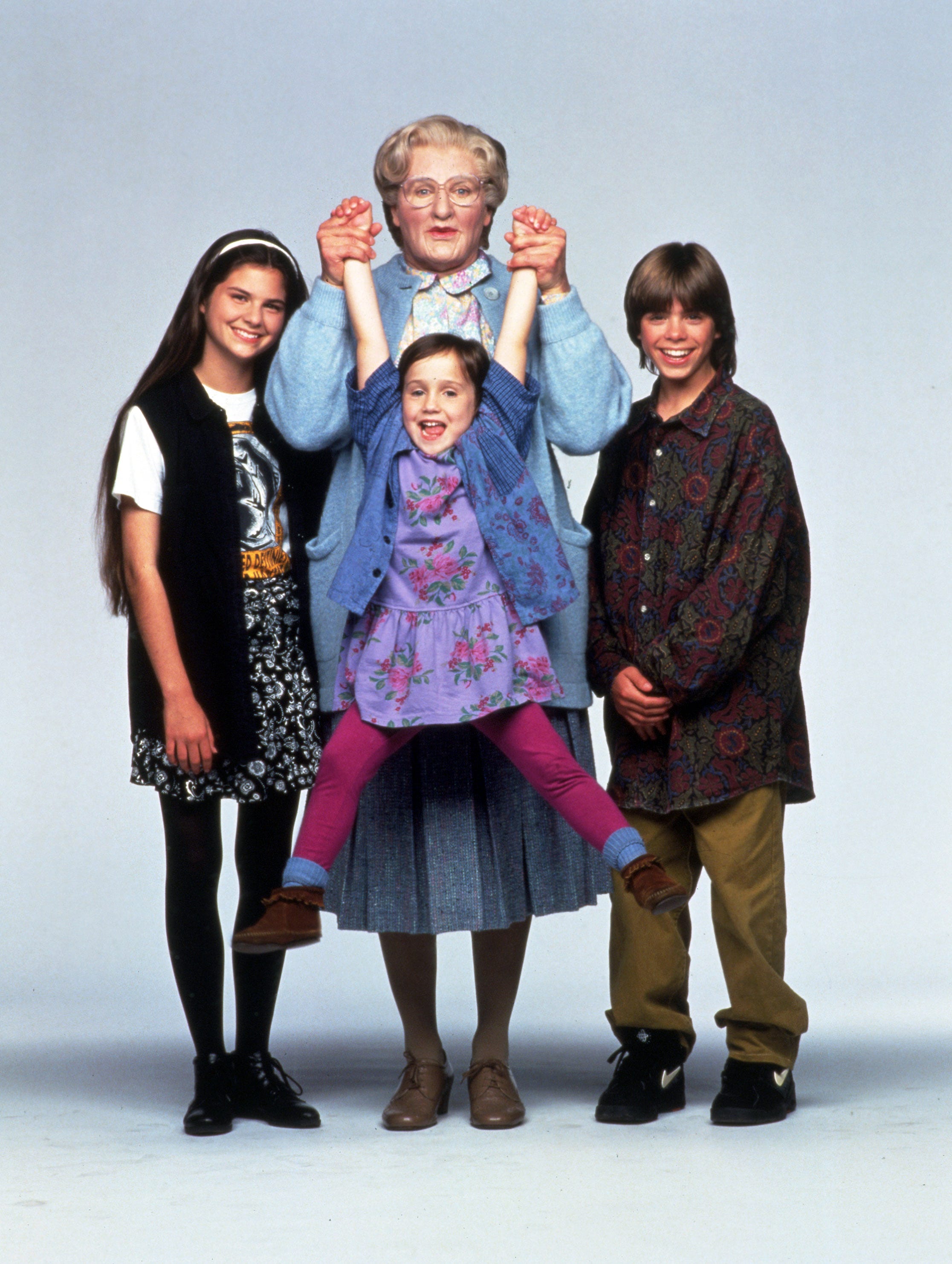 'Mrs. Doubtfire' cast reunites after 25 years, honors Robin Williams