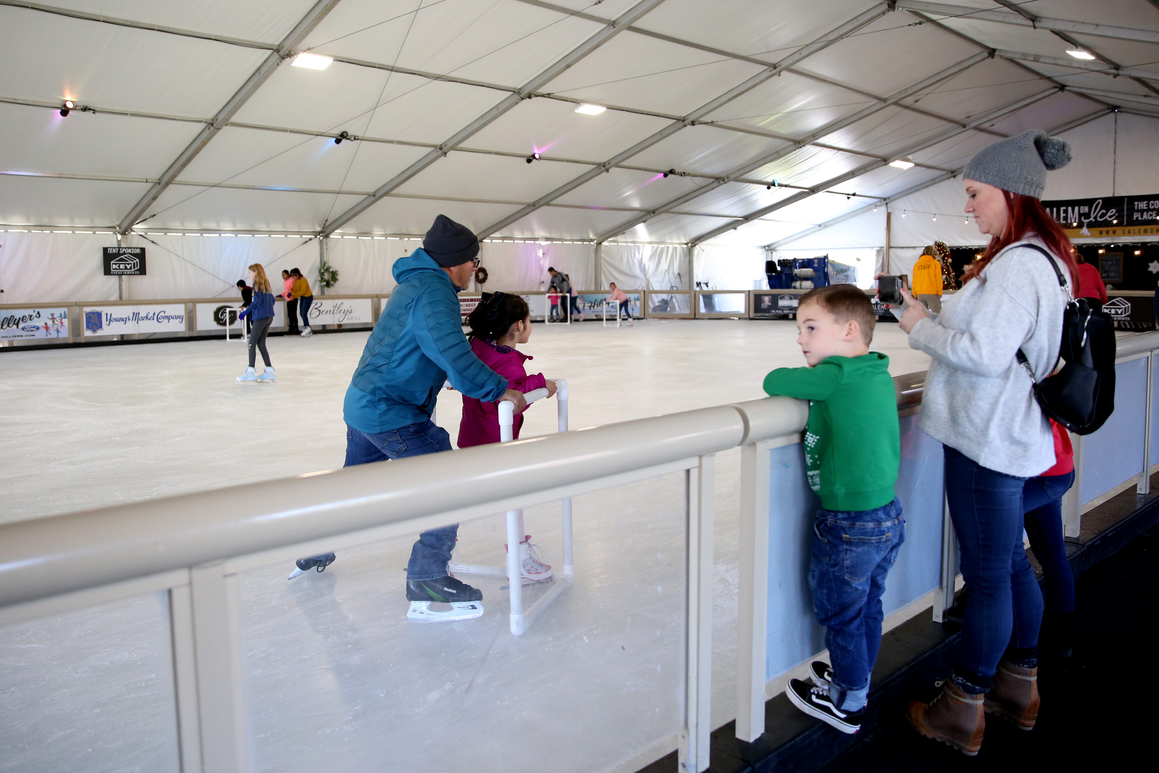 Seasonal ice rink returns to Riverfront Park in Oregon for holidays