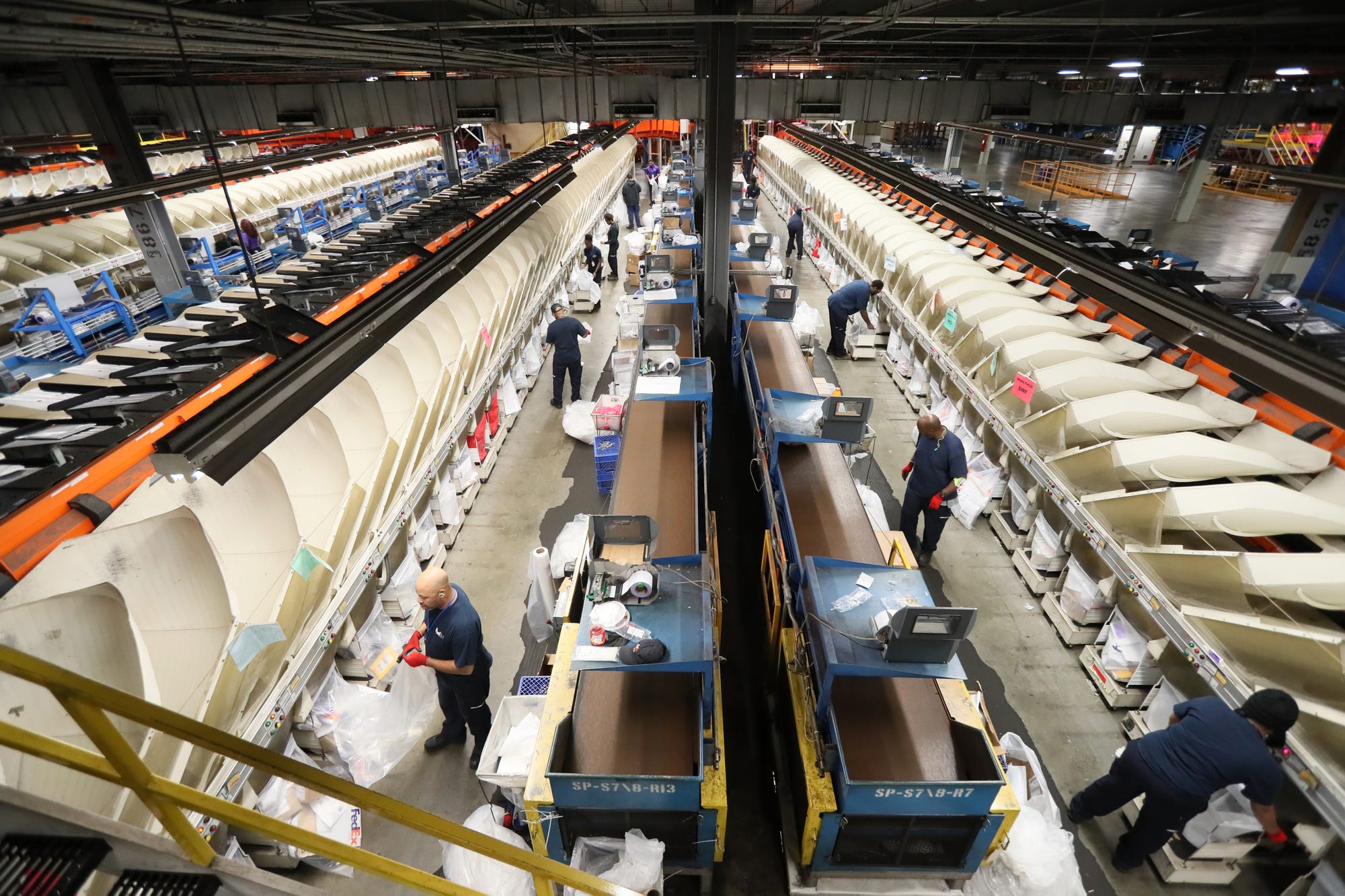 How FedEx changed delivery industry: Memphis logistics giant turns 50