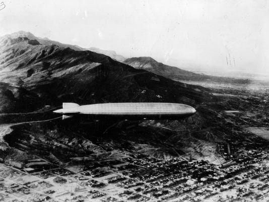 Zeppelin flies over El Paso on round-the-world trip