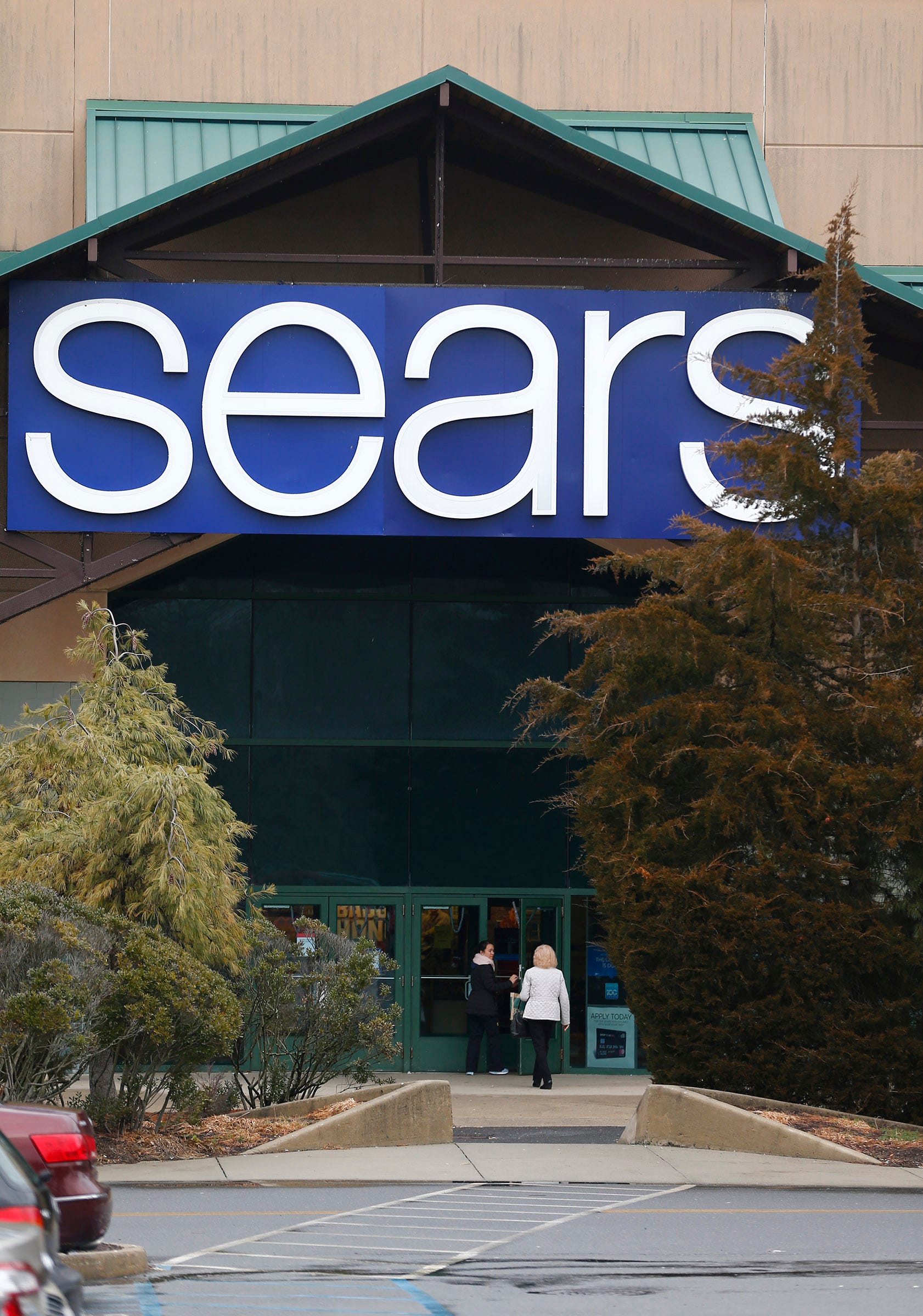 Sears gets last-minute reprieve — for one more day