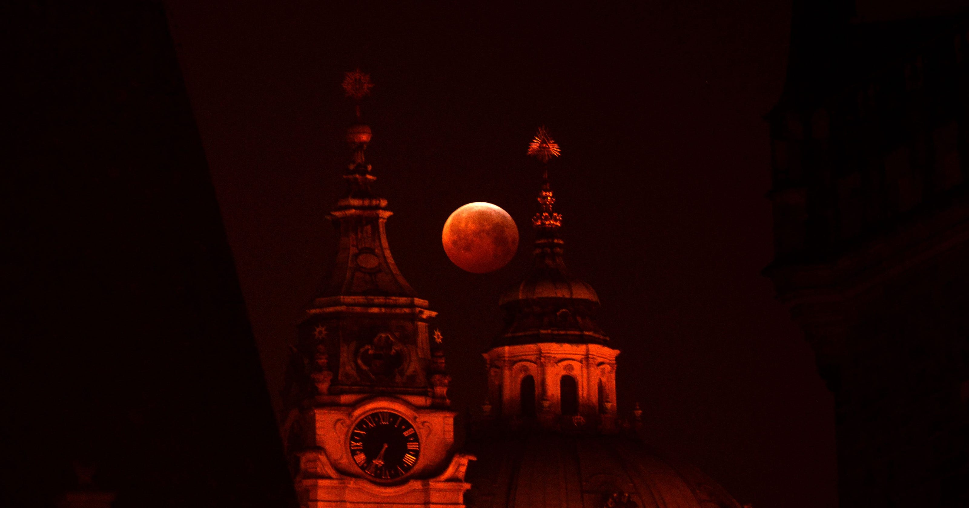 Stunning images of the super blood wolf moon
