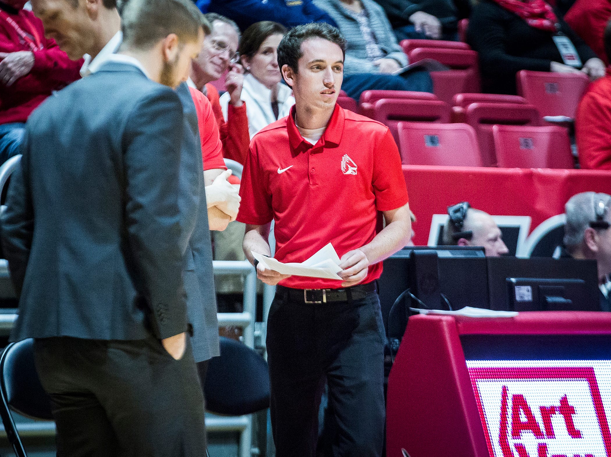Life of a college basketball manager: Long hours, paid in experience