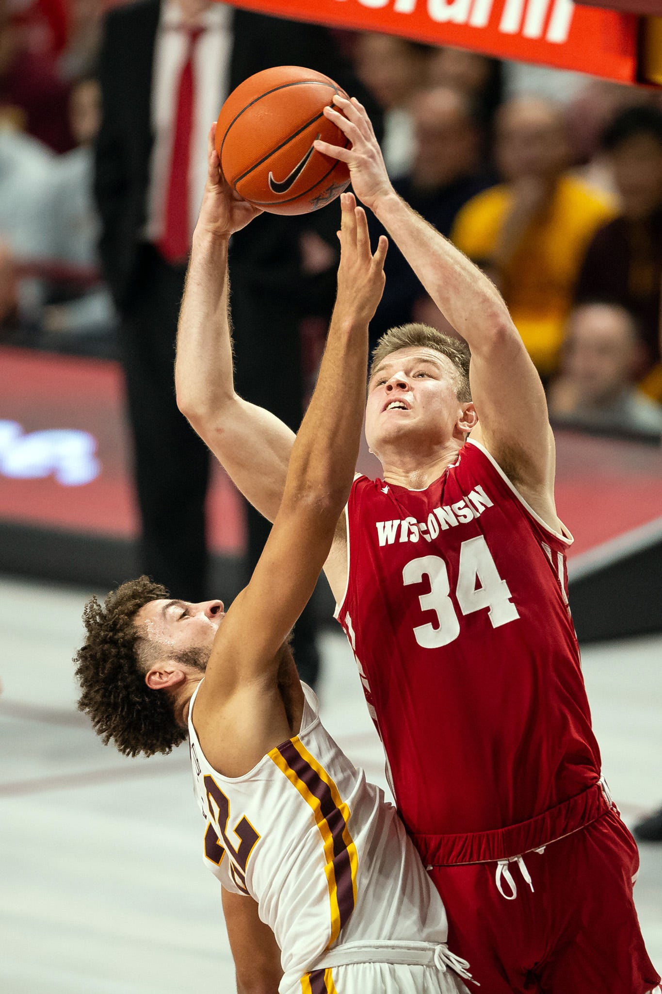 UW's Brad Davison insists he wasn't trying to trip Jordan Murphy