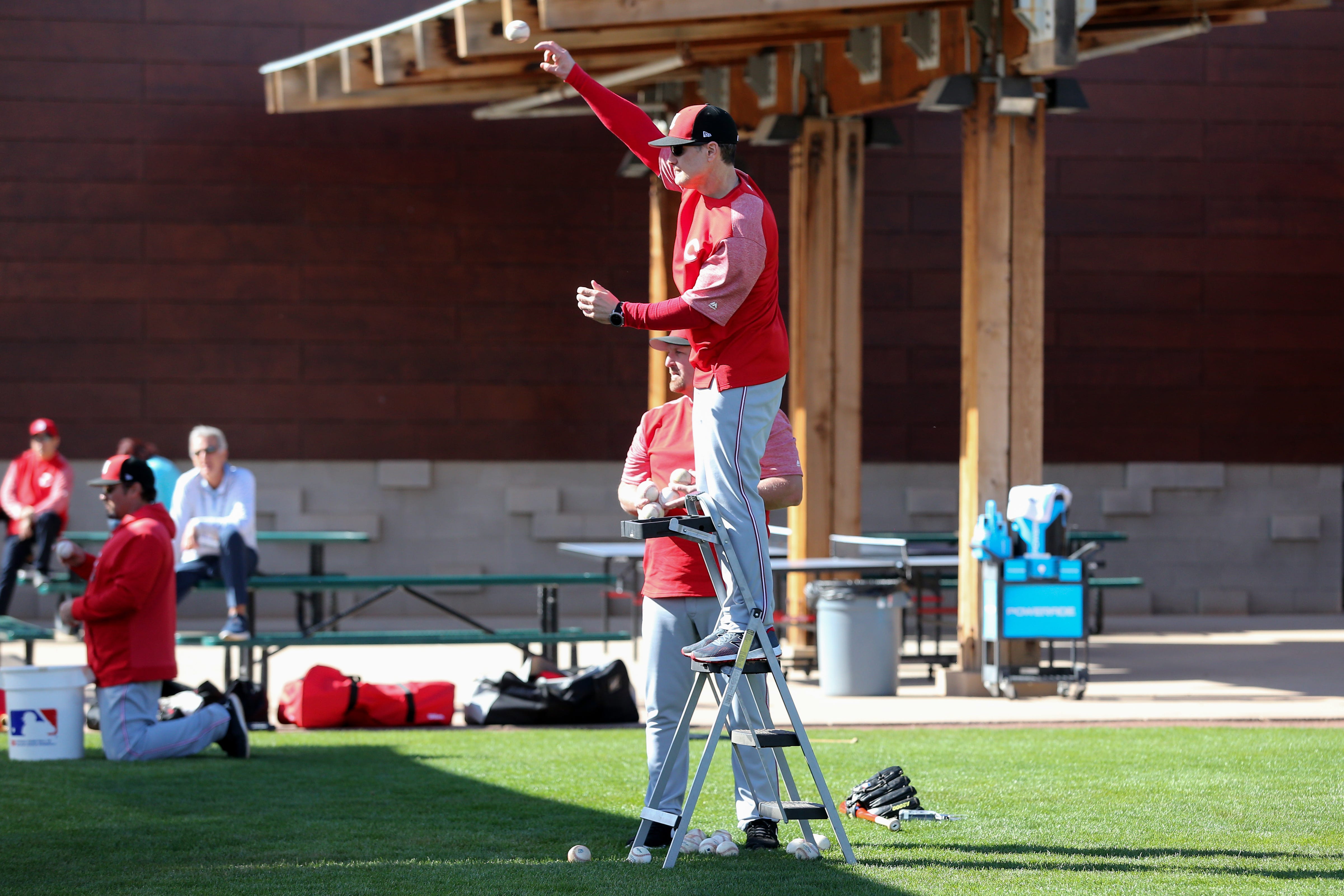 Jesse Winker continues quiet spring in Reds loss to Mariners