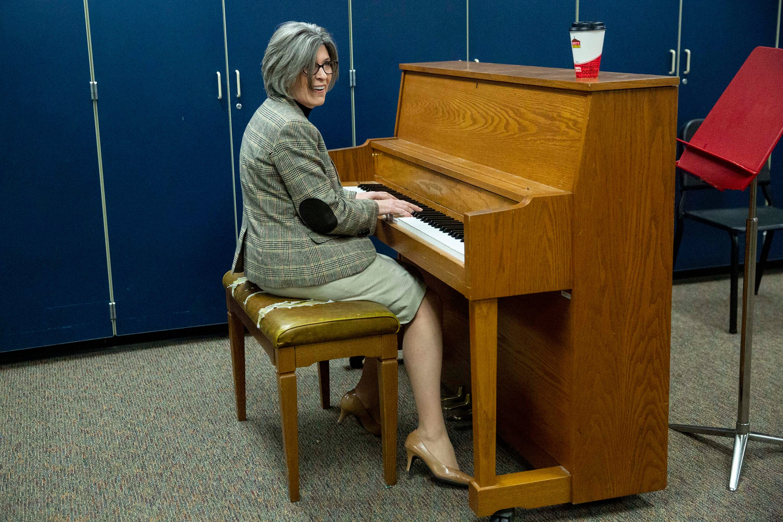Iowa's Sen. Joni Ernst has 'still got it' on piano