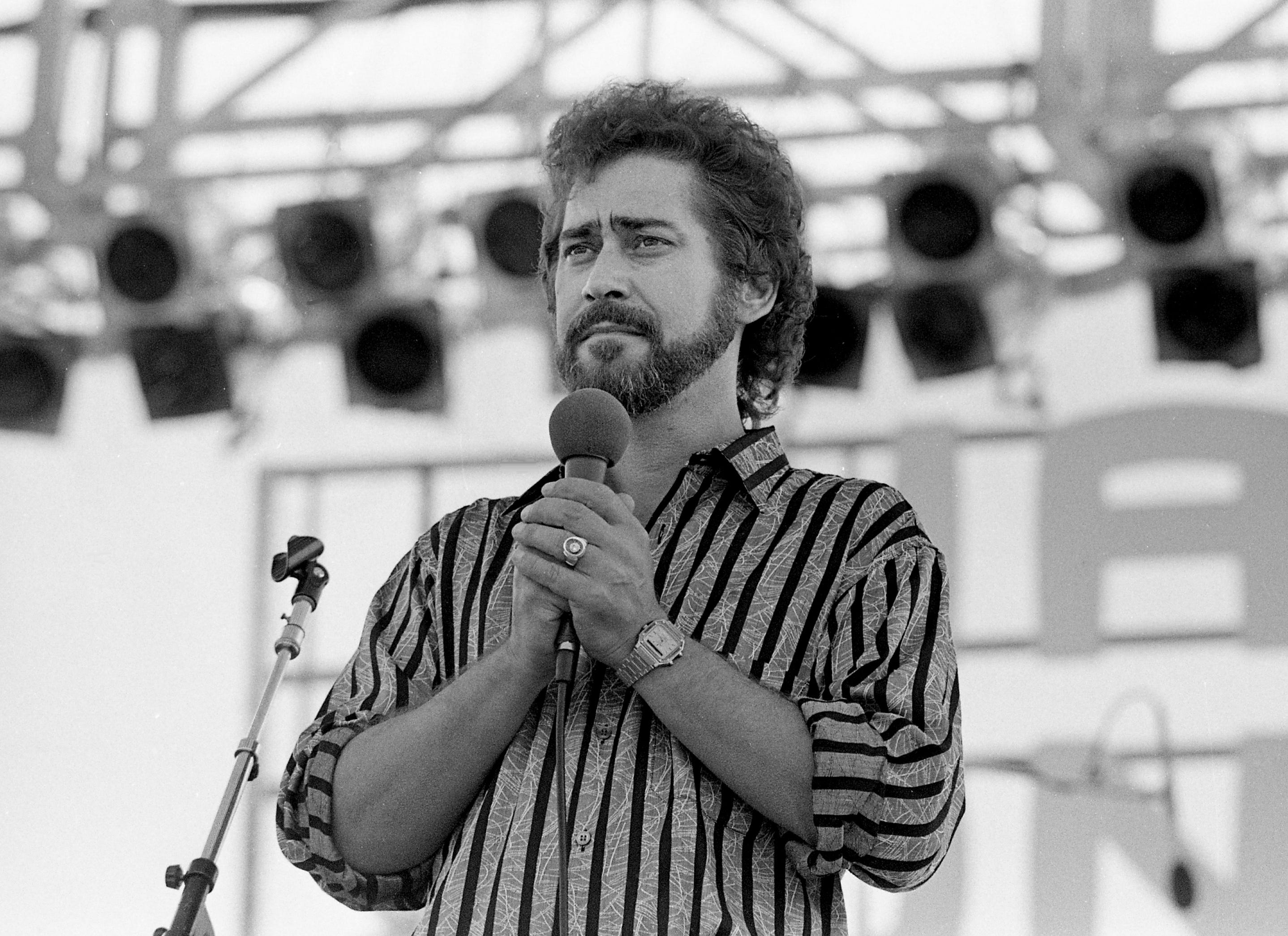 Earl Thomas Conley, who sang 'Holding Her and Loving You,' dead at 77