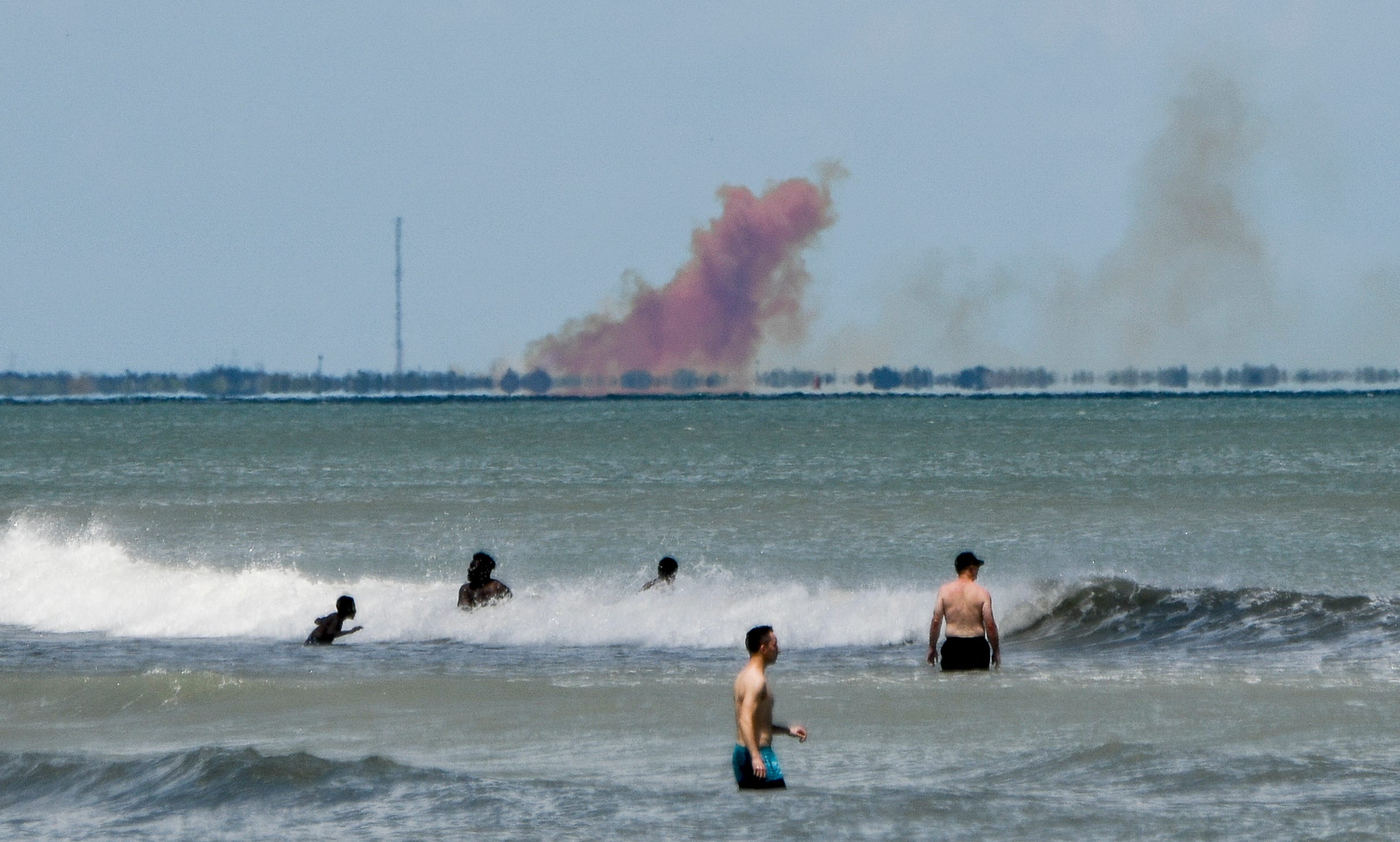 Spacex Crew Dragon Capsule Suffers Anomaly Smoke Seen For Miles