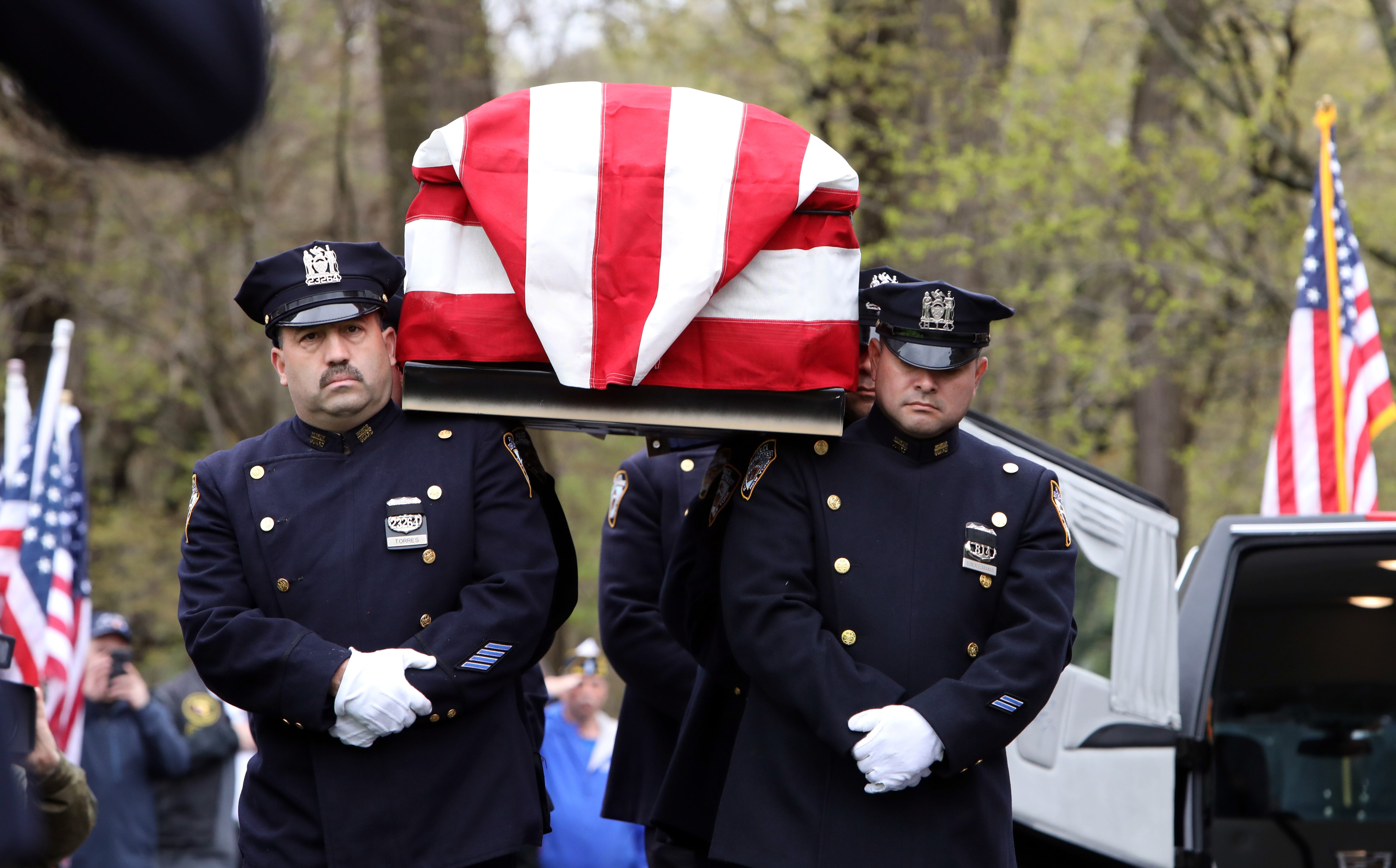 Woman makes sure decorated WWII Marine gets hero's farewell