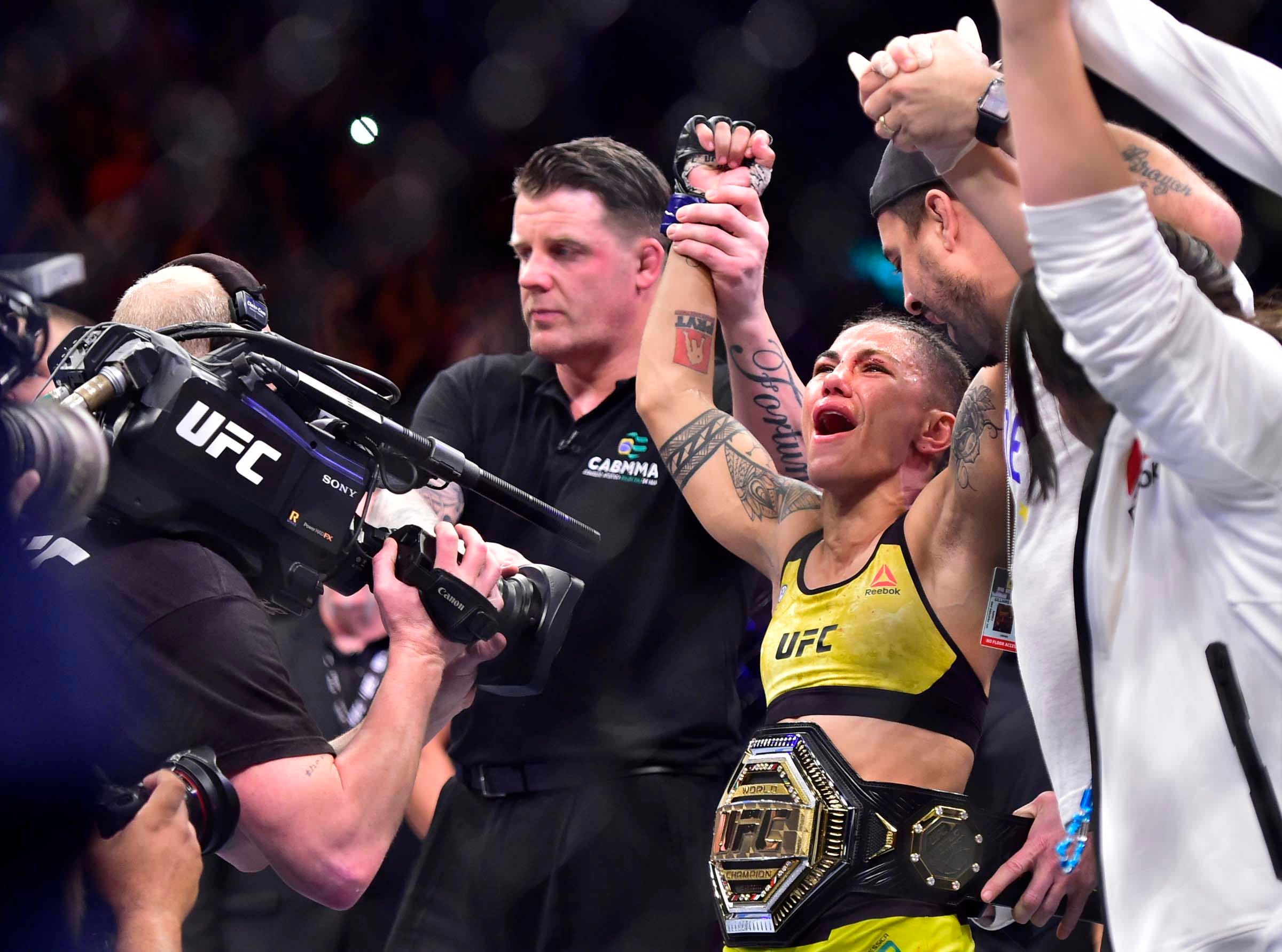 UFC 237: Jessica Andrade takes title from Rose Namajunas with slam