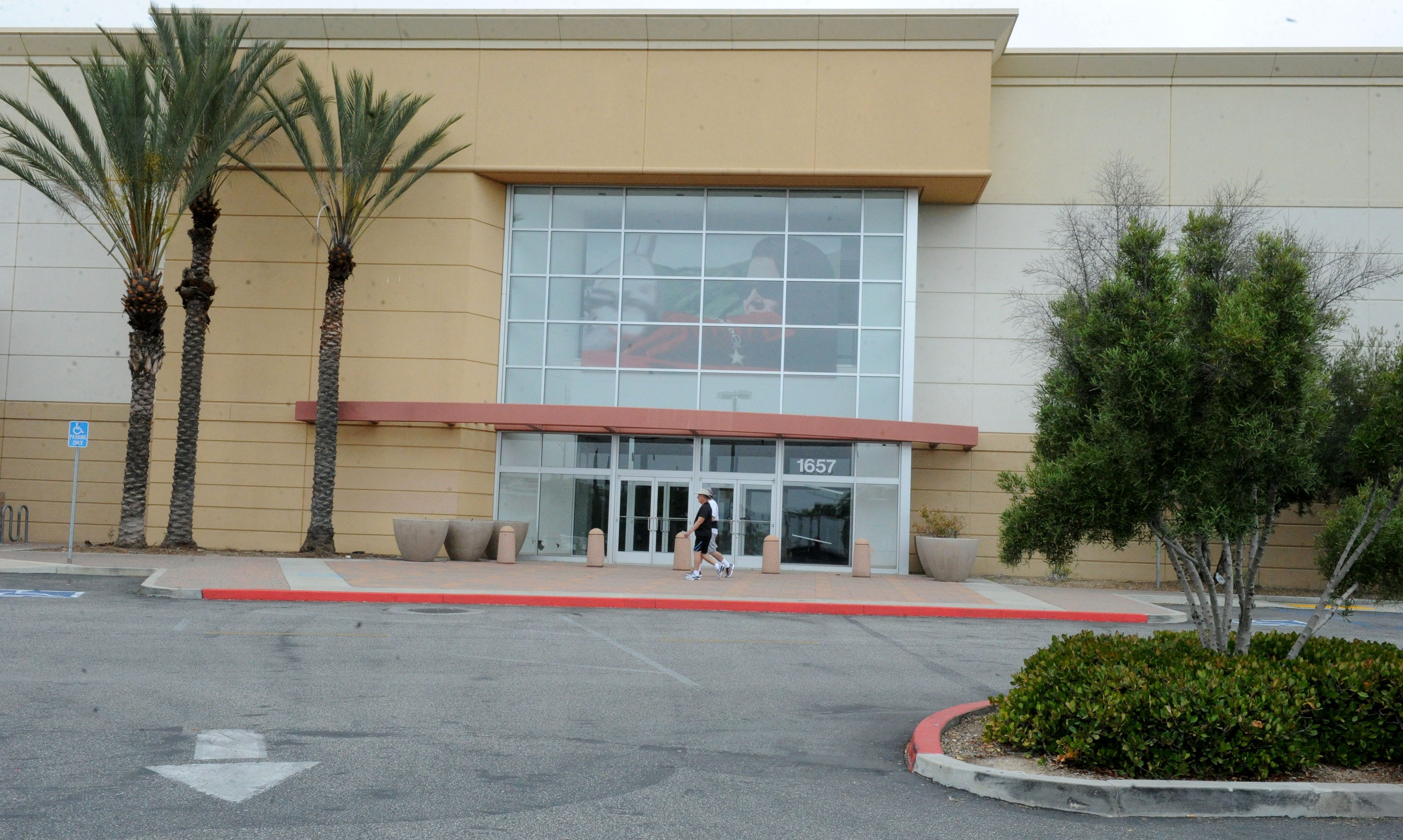 Struggling Simi Valley shopping center has new owner