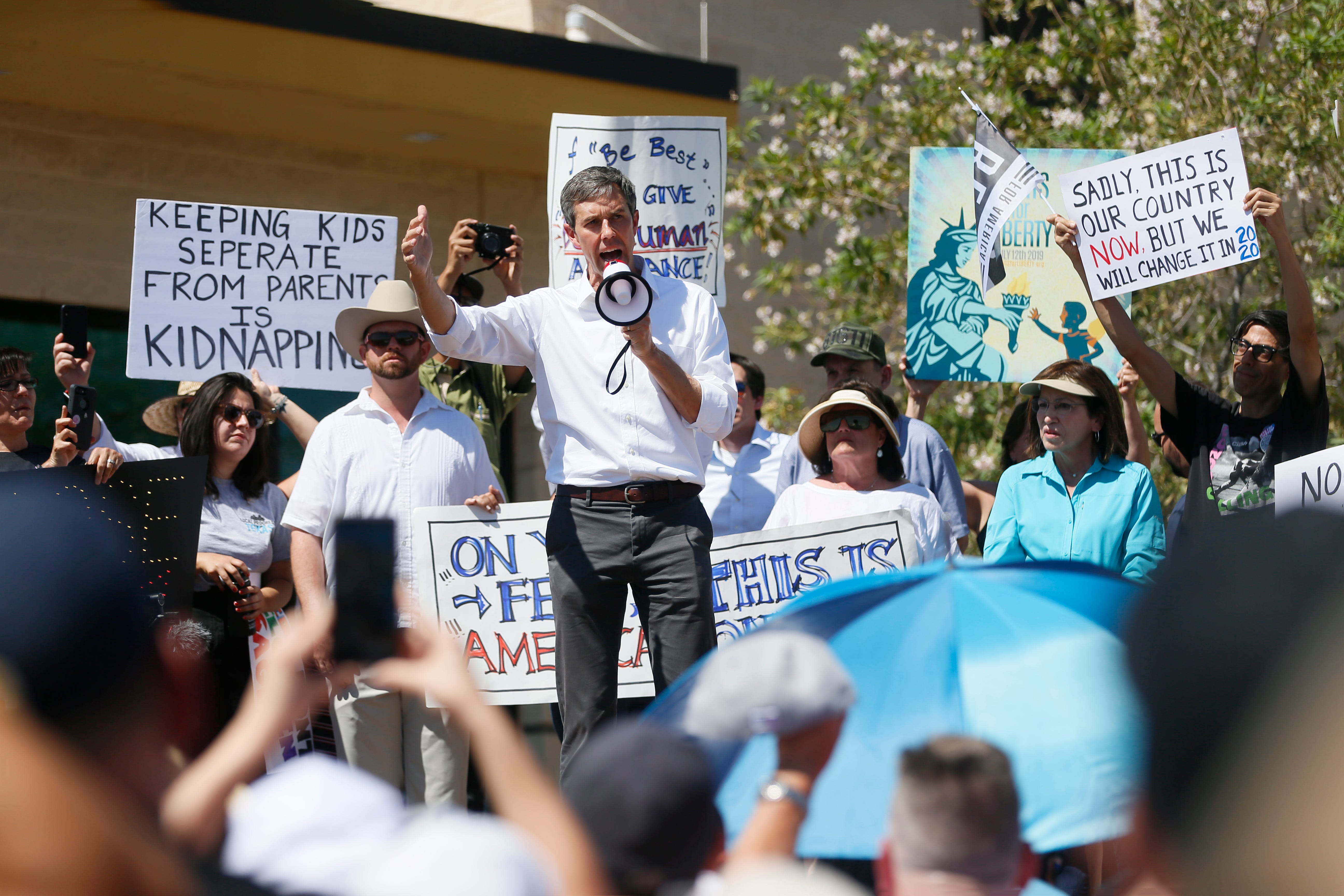 Beto O'Rourke has rally at Border Patrol station holding children