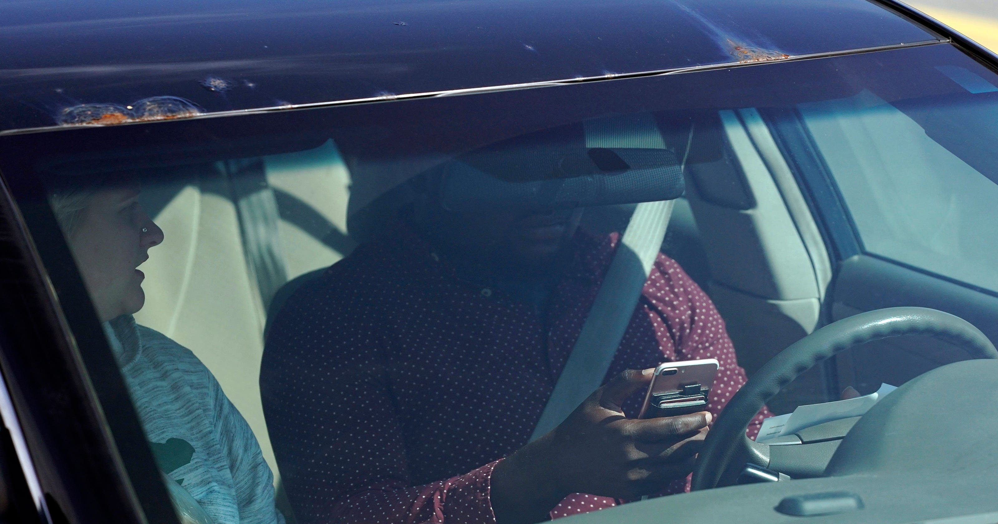 Illinois, Minnesota ban holding cell phones while driving