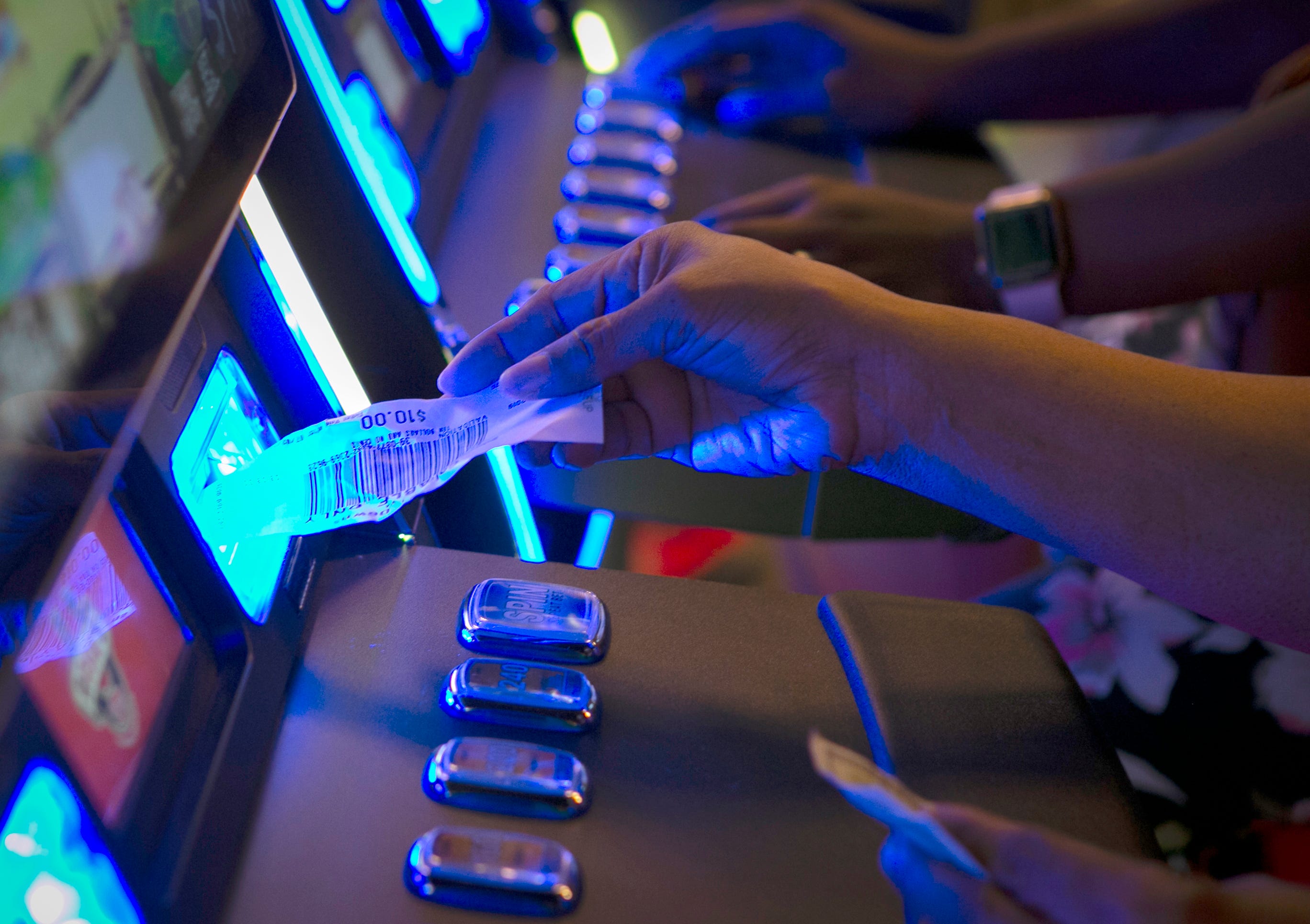 Slot-like machines based on horse races past bring gaming to Virginia