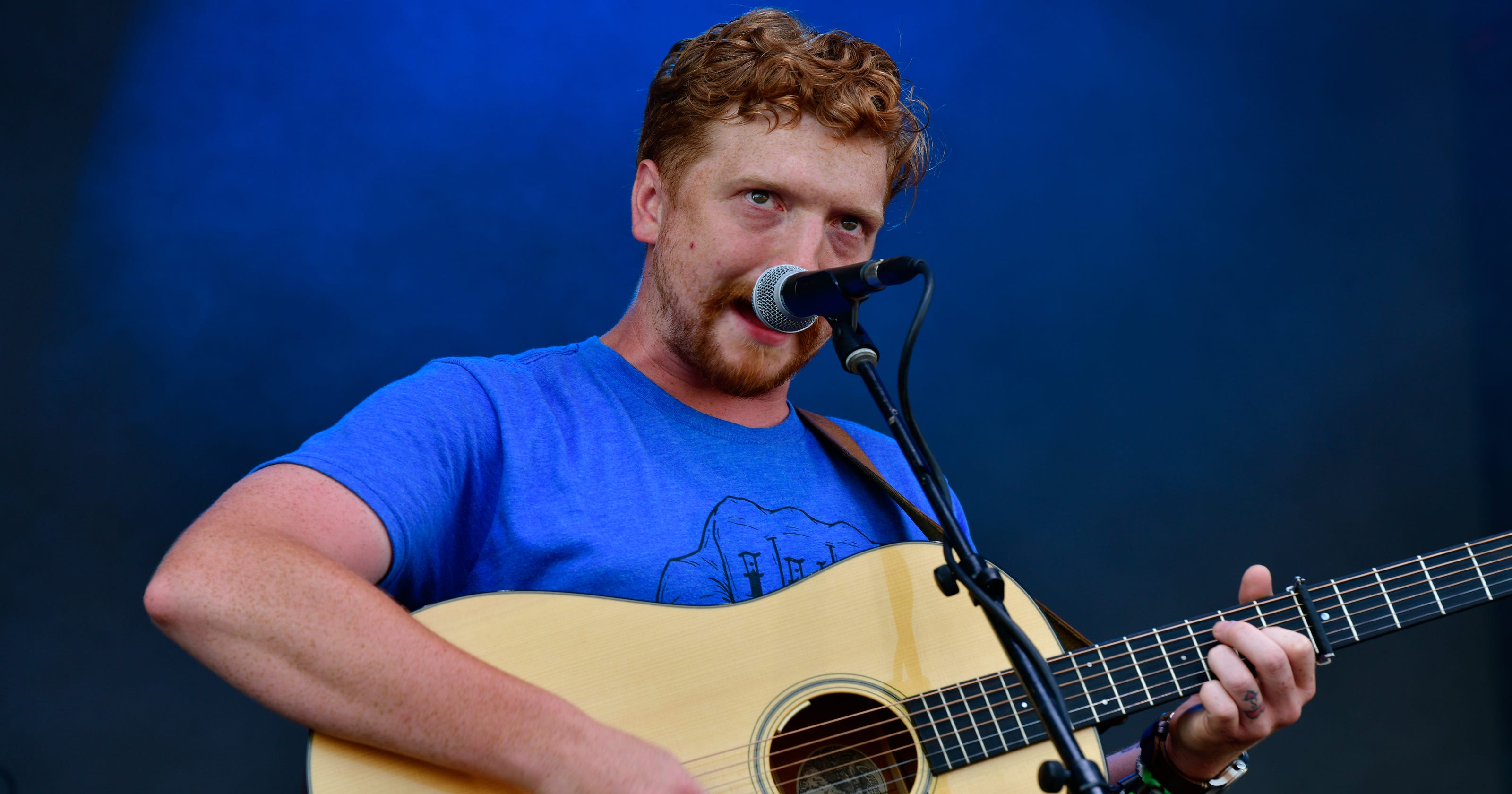Kentucky singer Tyler Childers helps cleanup crew after concert