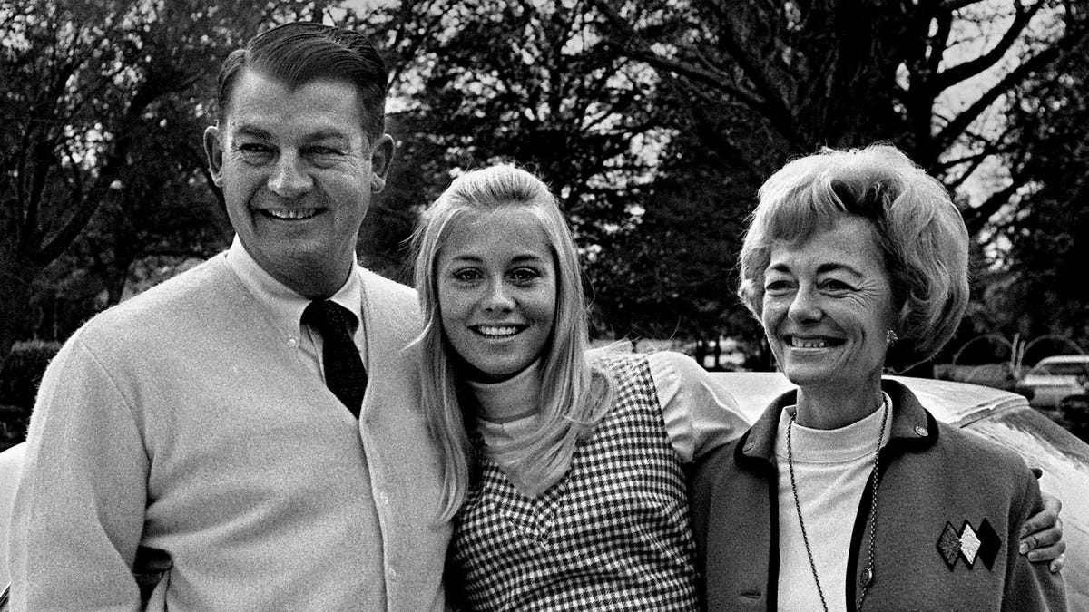 Cybill Shepherd photos