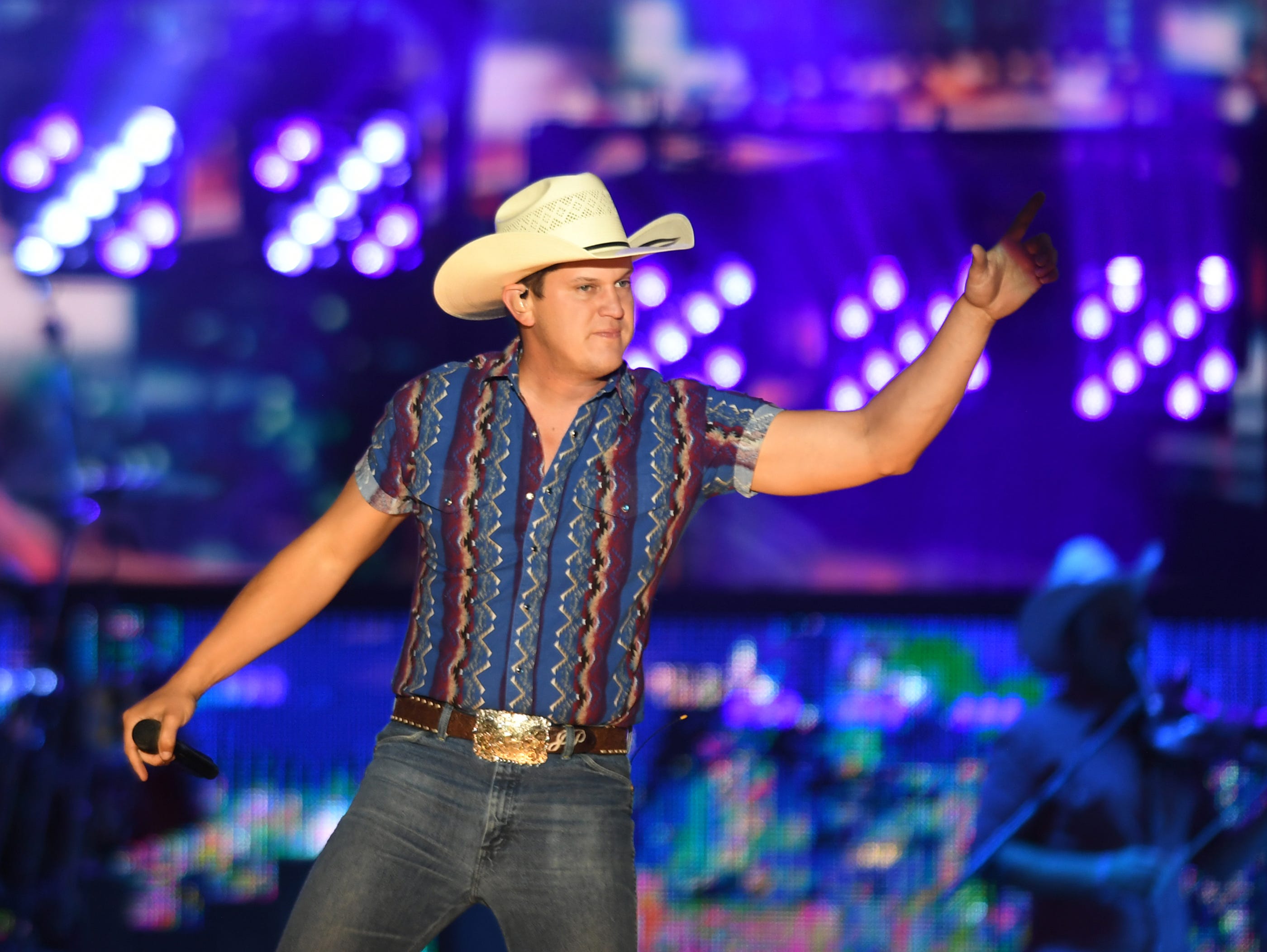 Jon Pardi gets engaged to Summer Duncan at the Ryman in Nashville