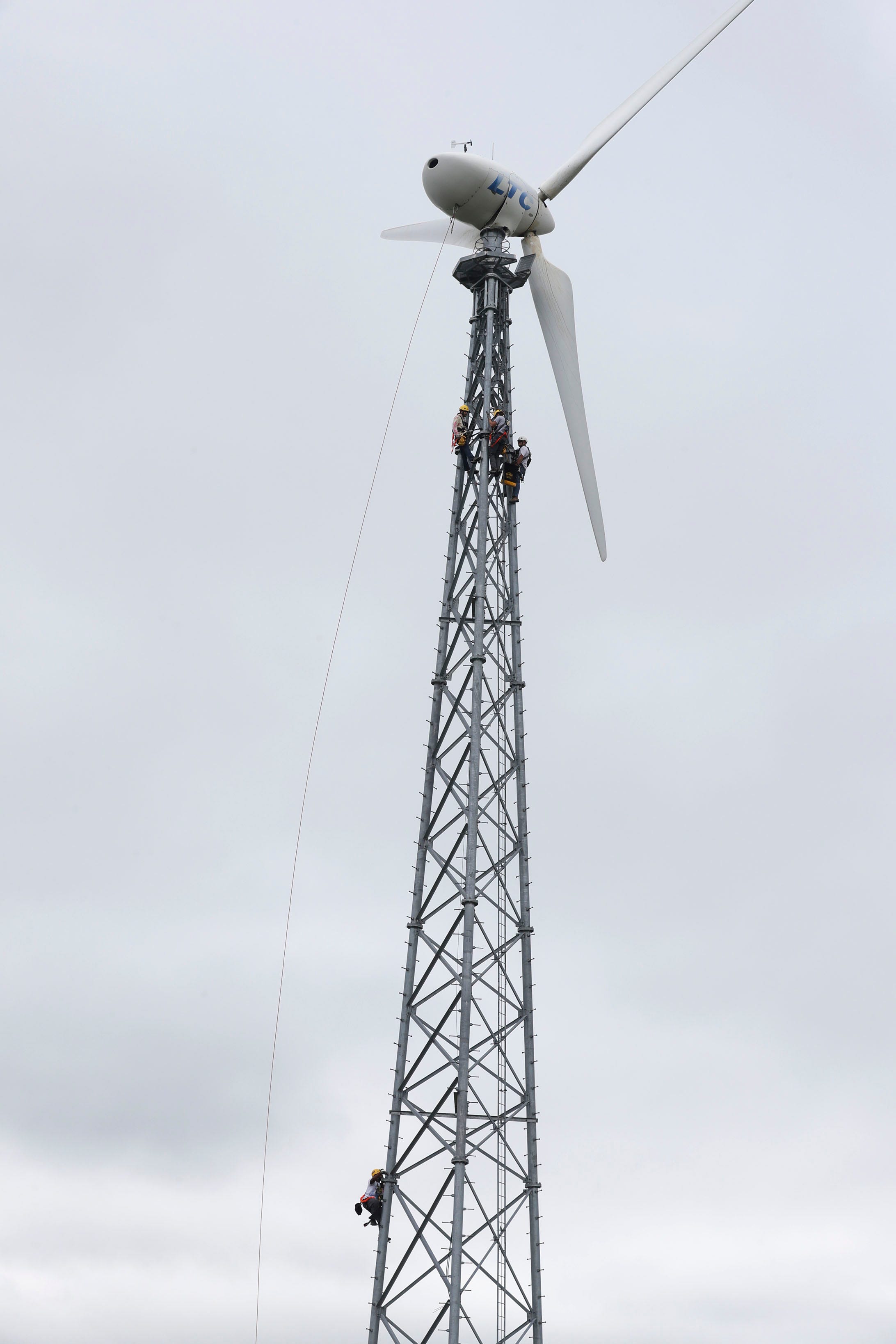 High-climbing wind turbine techs learn their trade at Lakeshore ...