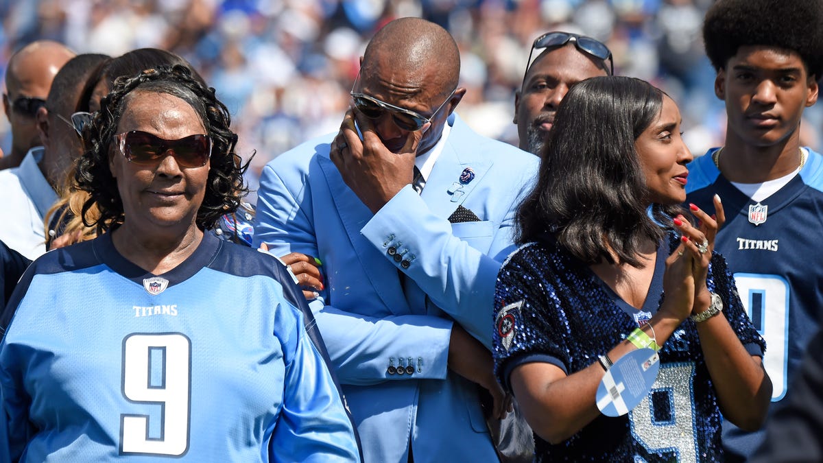 Photos: Titans retire jersey numbers of Steve McNair and Eddie George
