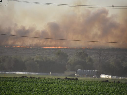 Camarillo fire starts overnight, threatens homes amid windy weather