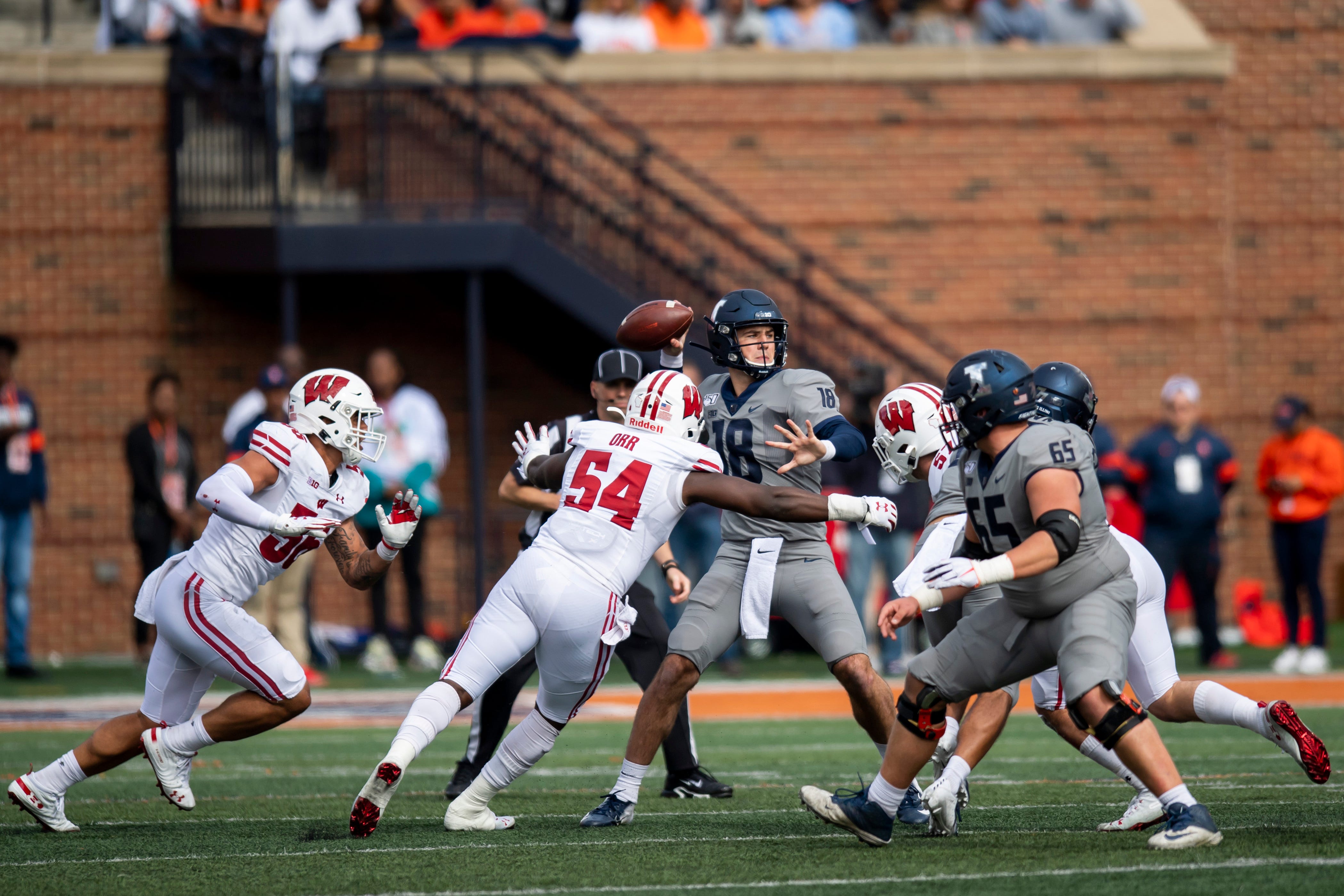 Ex-Michigan QB Brandon Peters helps Illinois stun Wisconsin, 24-23