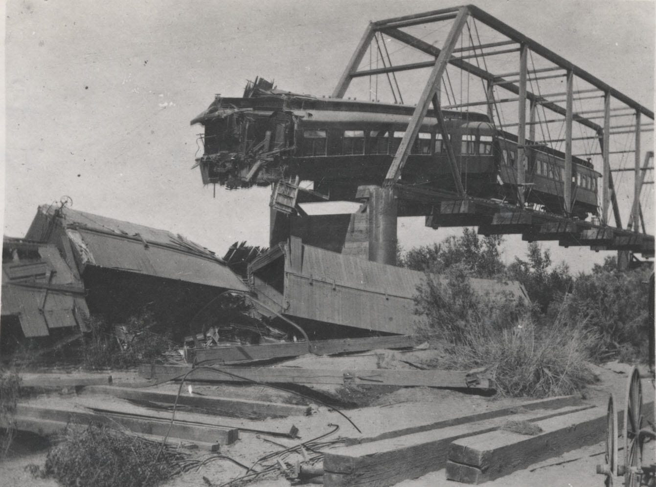 Bridge collapses, derailments and dam burst part of Town Lake history