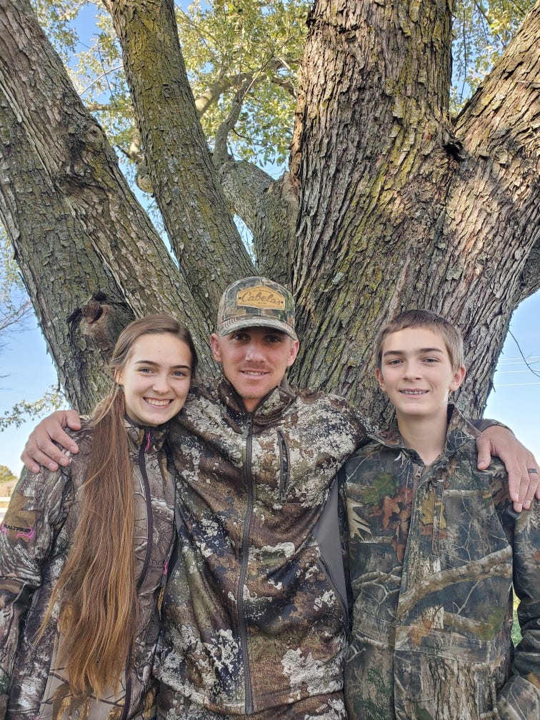 Missouri siblings learn art of deer hunting from uncle for hunt season