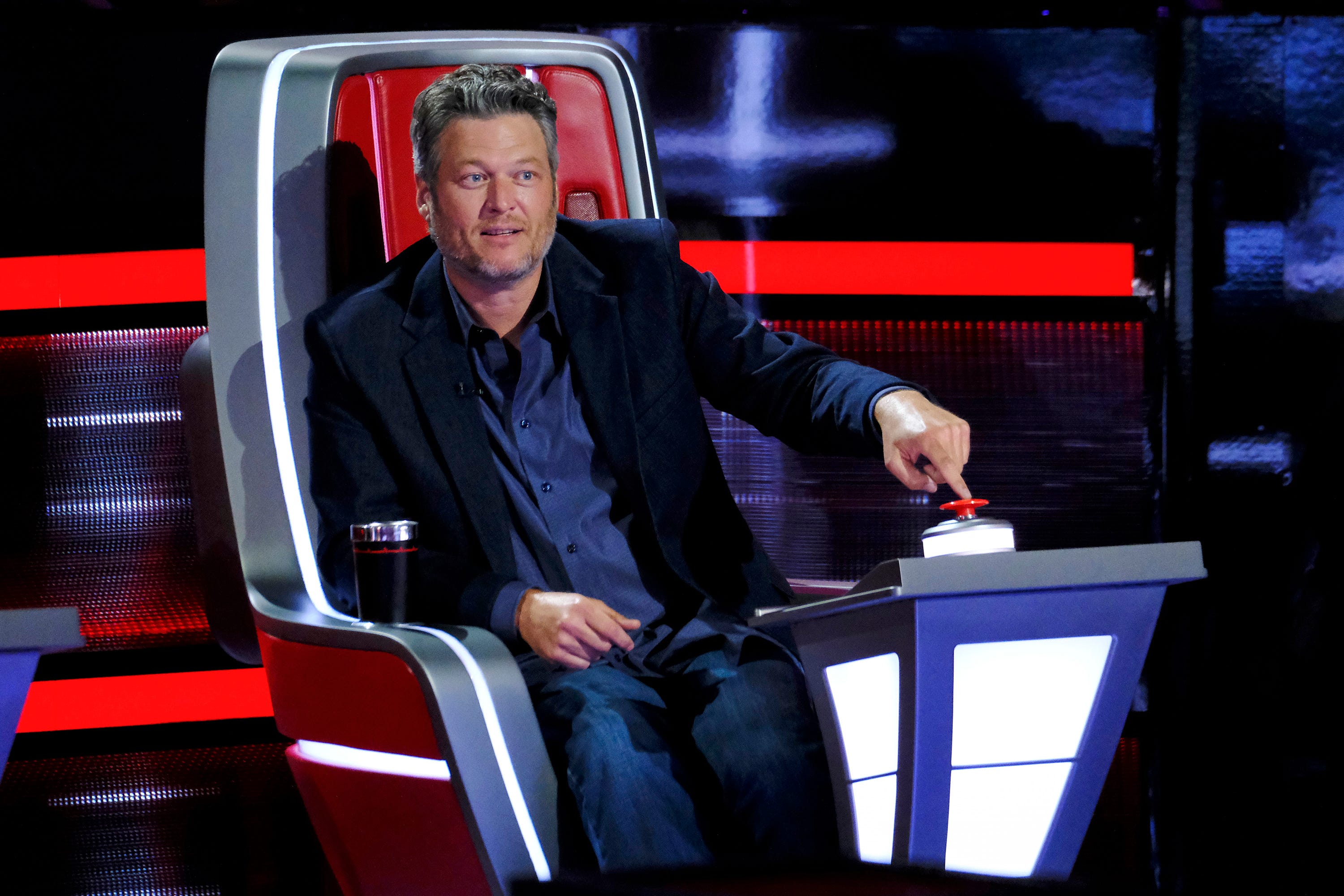 'Voice': Blake Shelton steals Taylor Swift clone from Kelly Clarkson