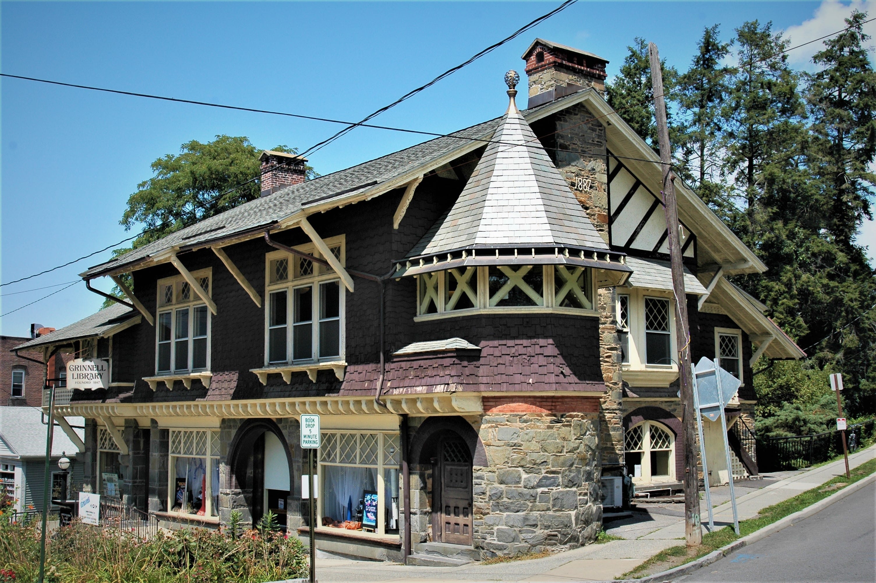 Red Hook Library: There are 8 sides to this story