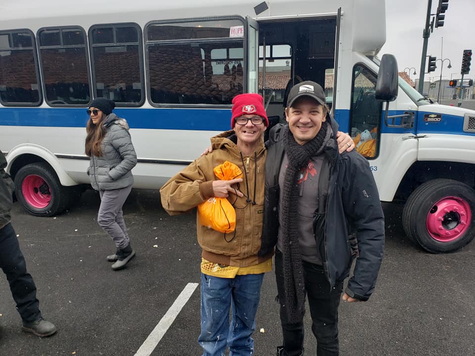 Jeremy Renner surprises Reno's homeless, helps Thanksgiving volunteers