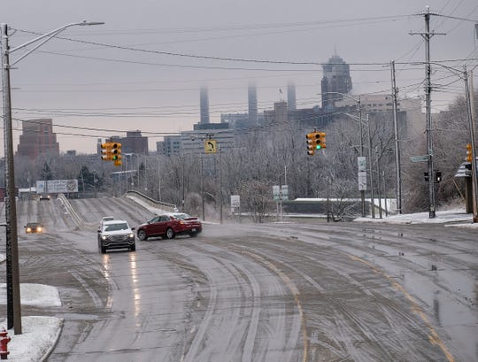 Snow showers expected in Lansing on Sunday morning, turning to cold rain