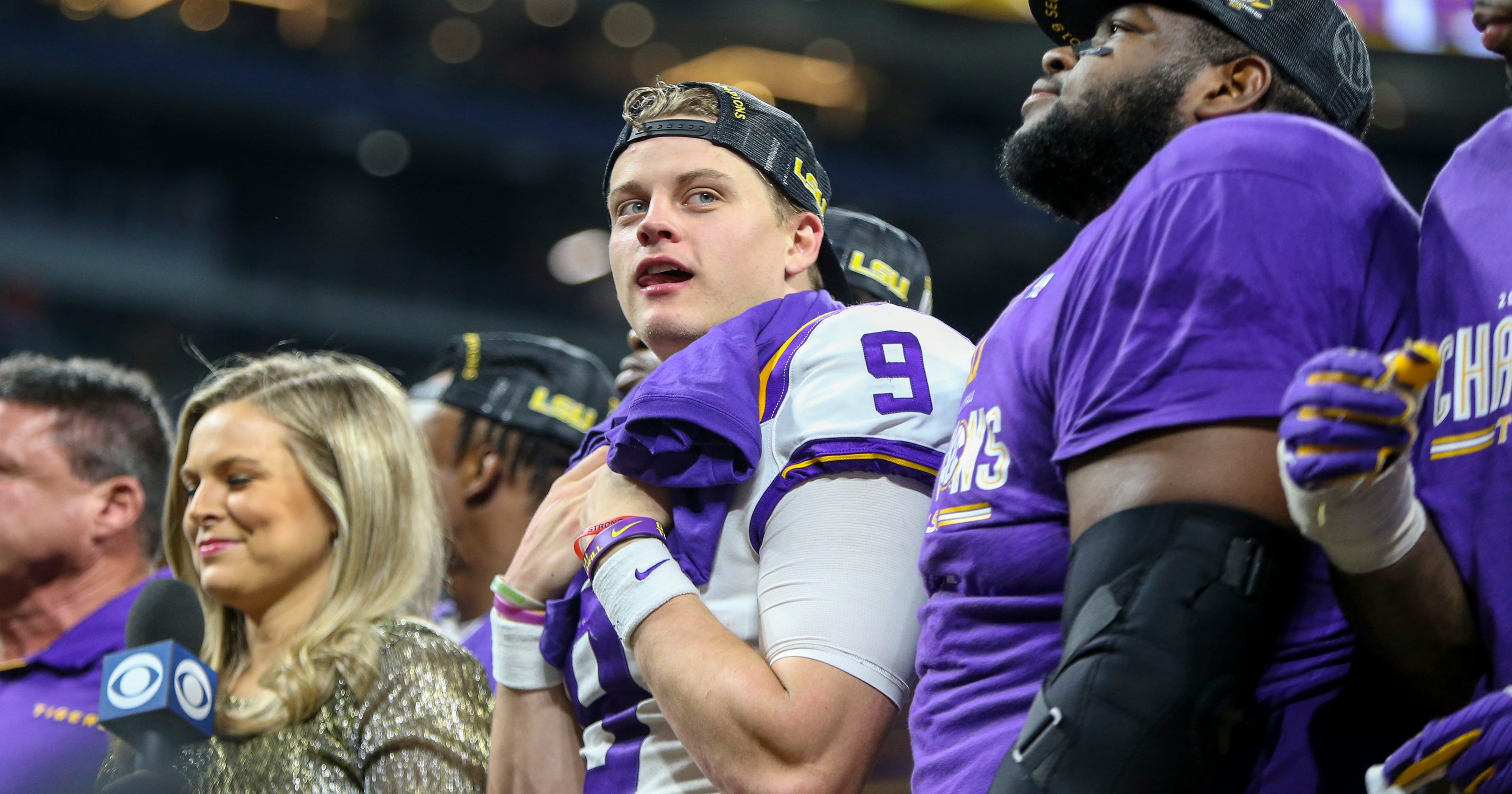 Joe Burrow cries during Heisman Trophy speech, thanks Coach Orgeron