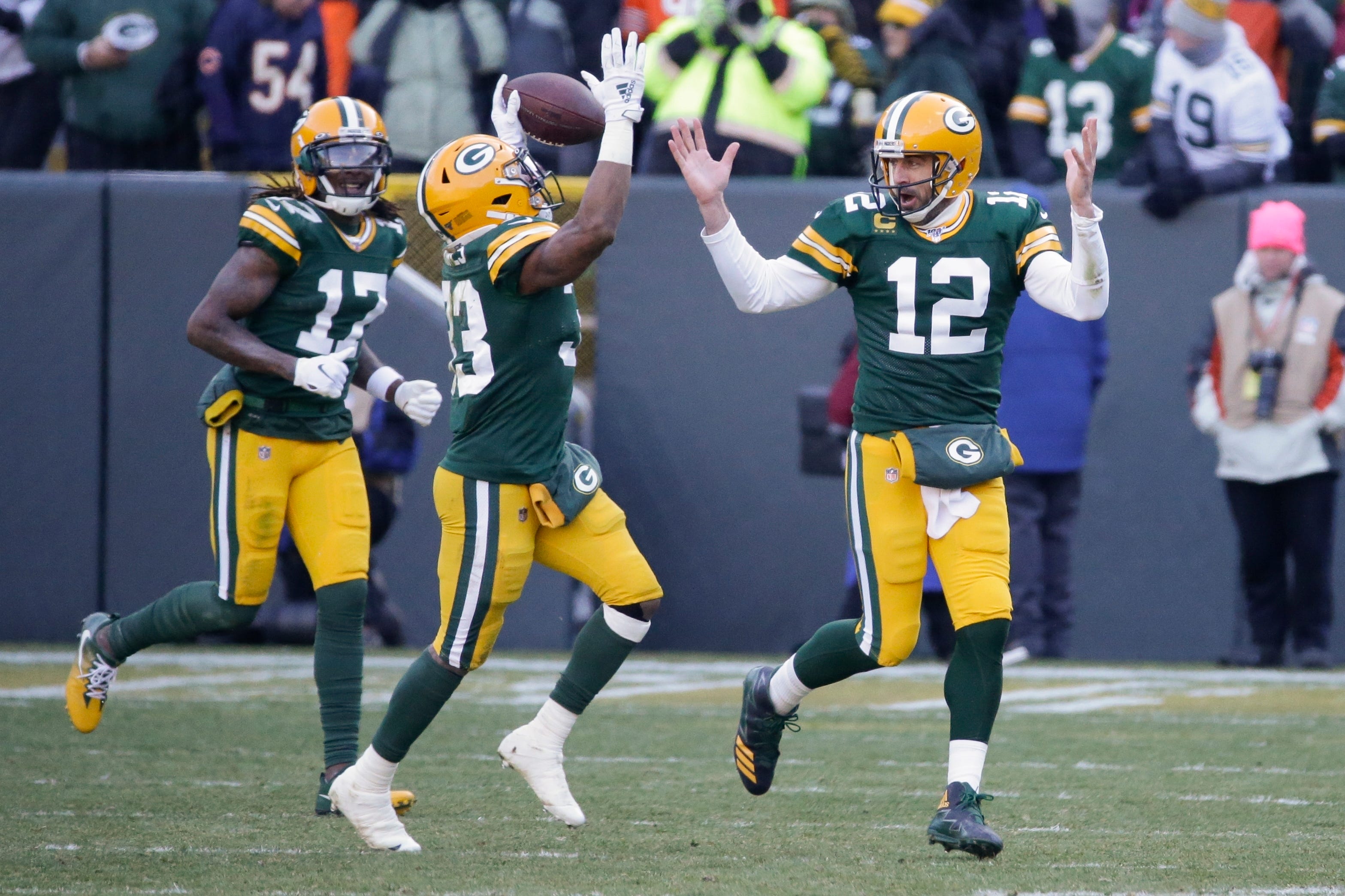 Sunday's NFL: Green Bay Packers survive wild finish, secure playoff spot