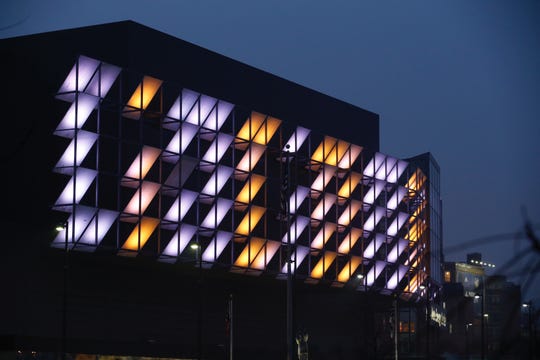 What's wrong with 'C' in the Cincinnati convention center sign?